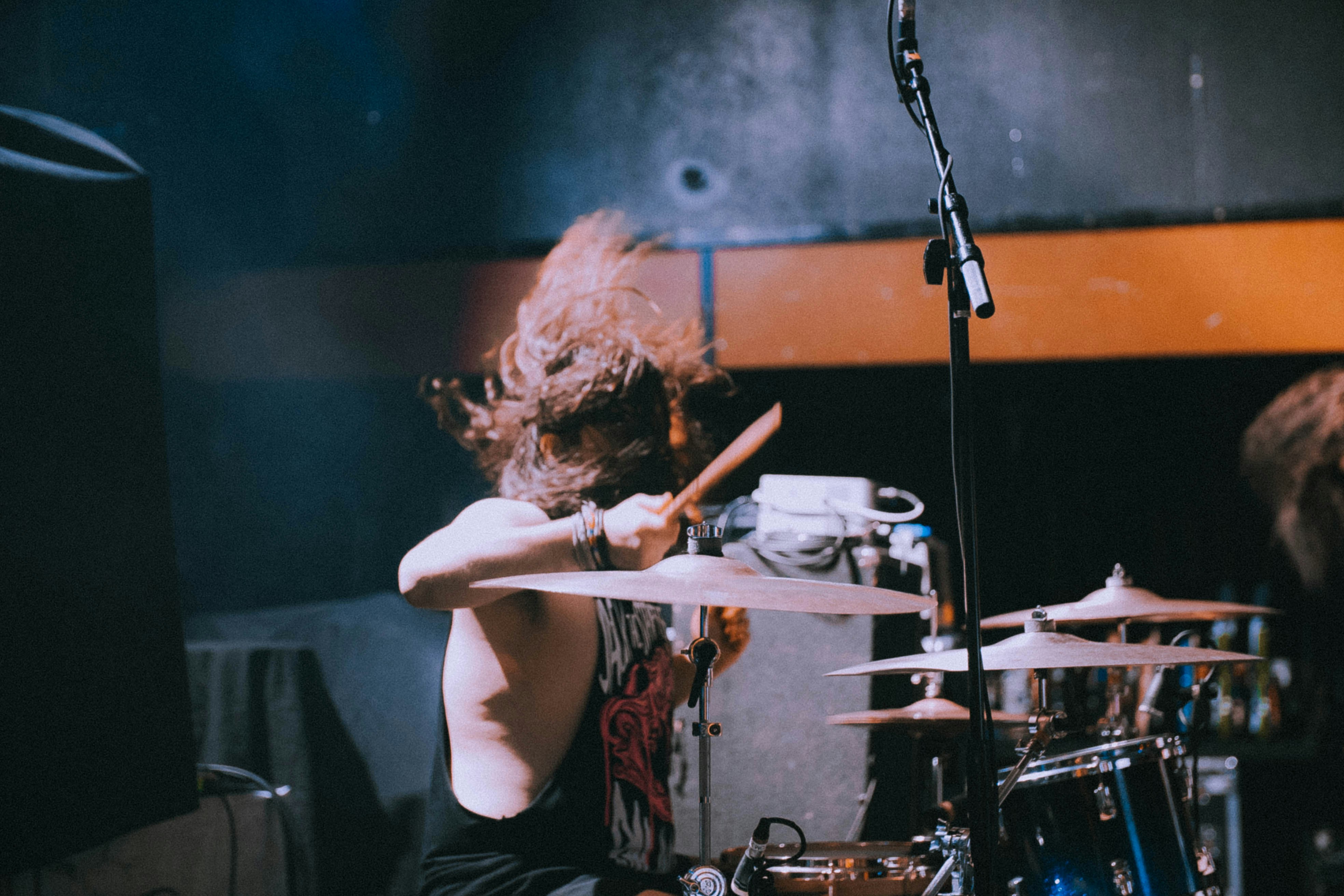 Définition de tambouriner | Dictionnaire français