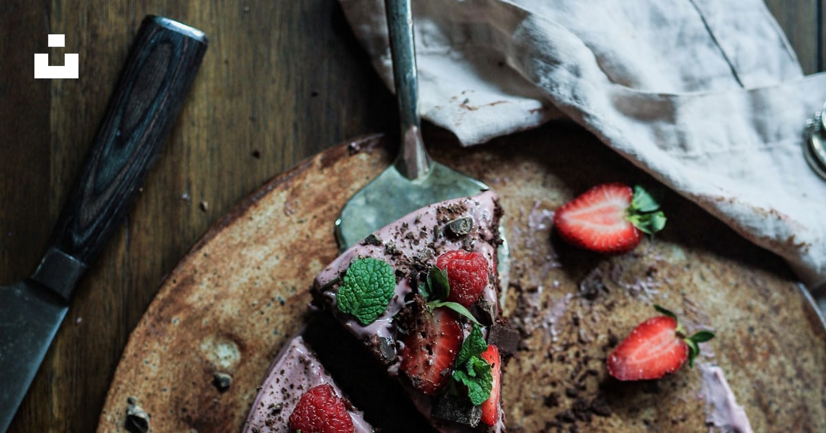 Gebackener Kuchen Mit Geschnittenen Erdbeeren Oben Drauf Foto