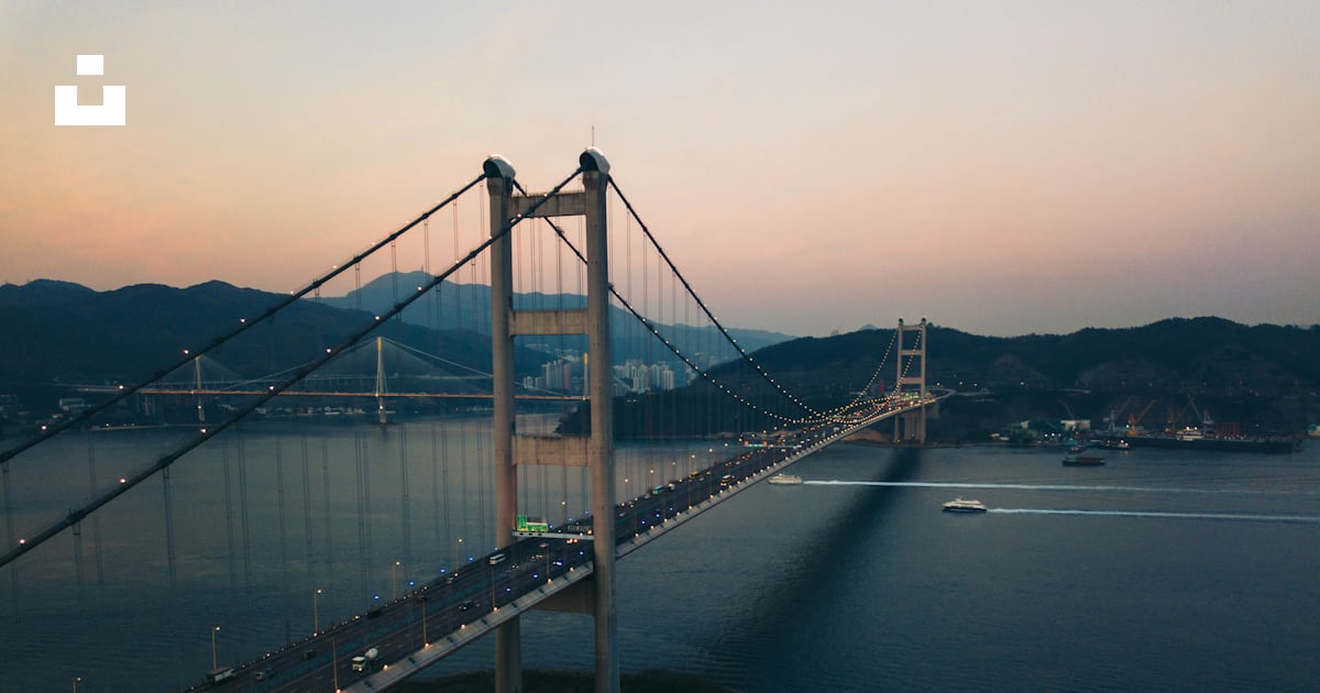 낮 동안 수역 위의 회색 콘크리트 다리 사진 Unsplash의 무료 길 이미지
