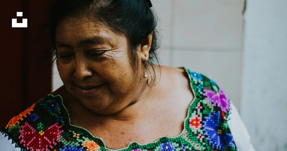 Mujer con vestido floral multicolor foto – Imagen de Mujer gratuita en ... Mujer con vestido floral multicolor foto – Imagen de Mujer gratuita en ...