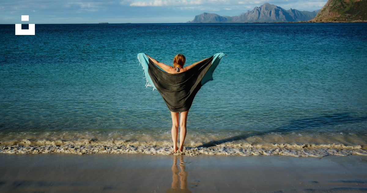 Femme Tenant Une Serviette Noire Debout Sur La Plage Photo Photo