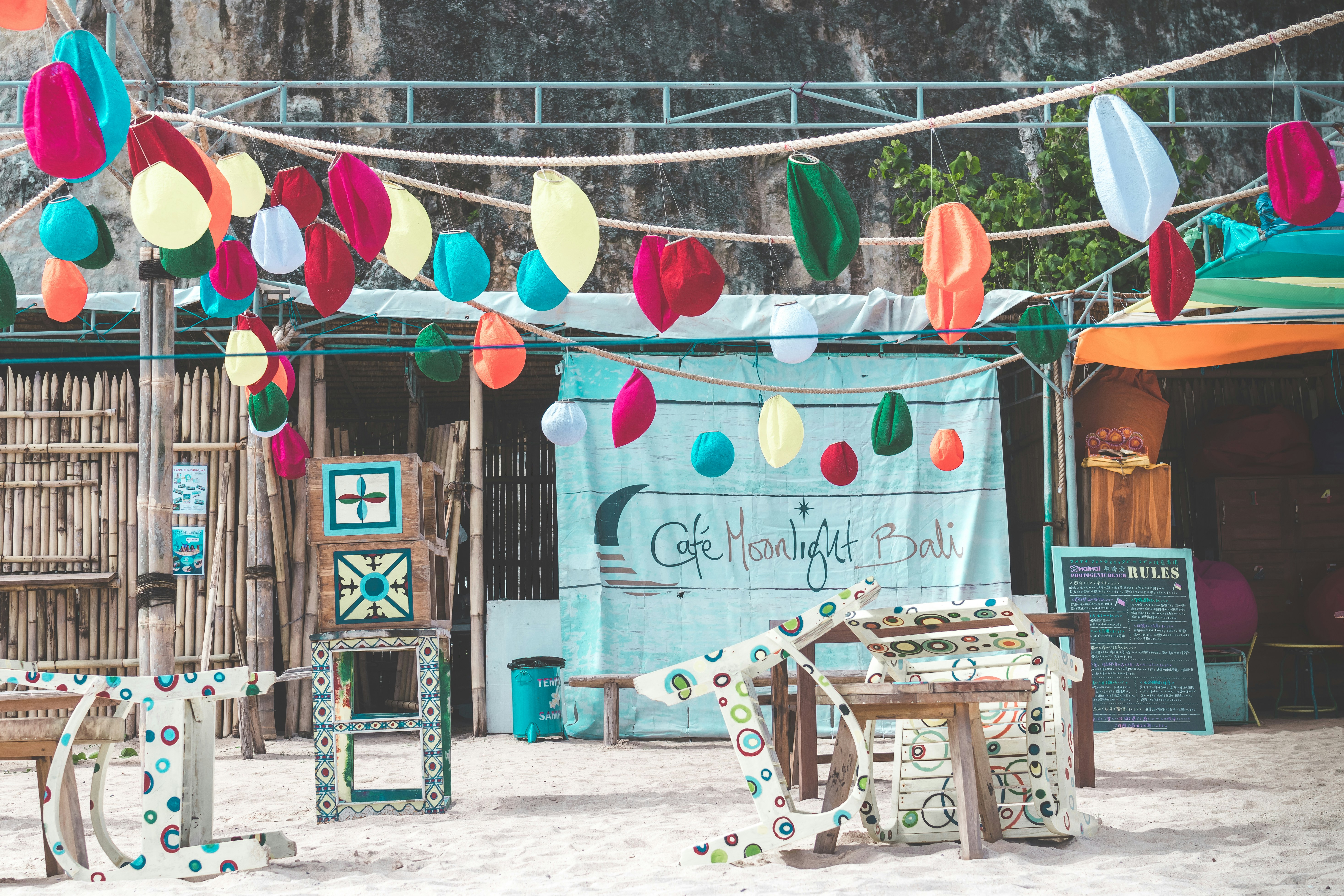 Foto Buntings de balão de cores variadas durante o dia – Imagem de Bali ...