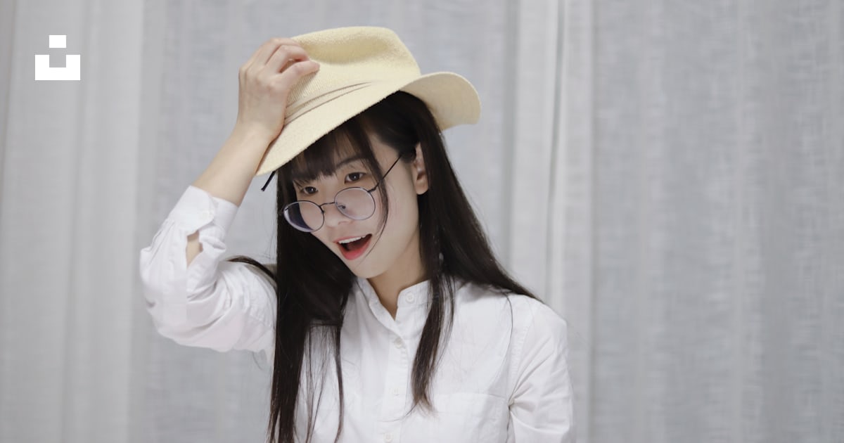 머리에 카우보이 모자를 들고 있는 여자 사진 Unsplash의 무료 모자 이미지