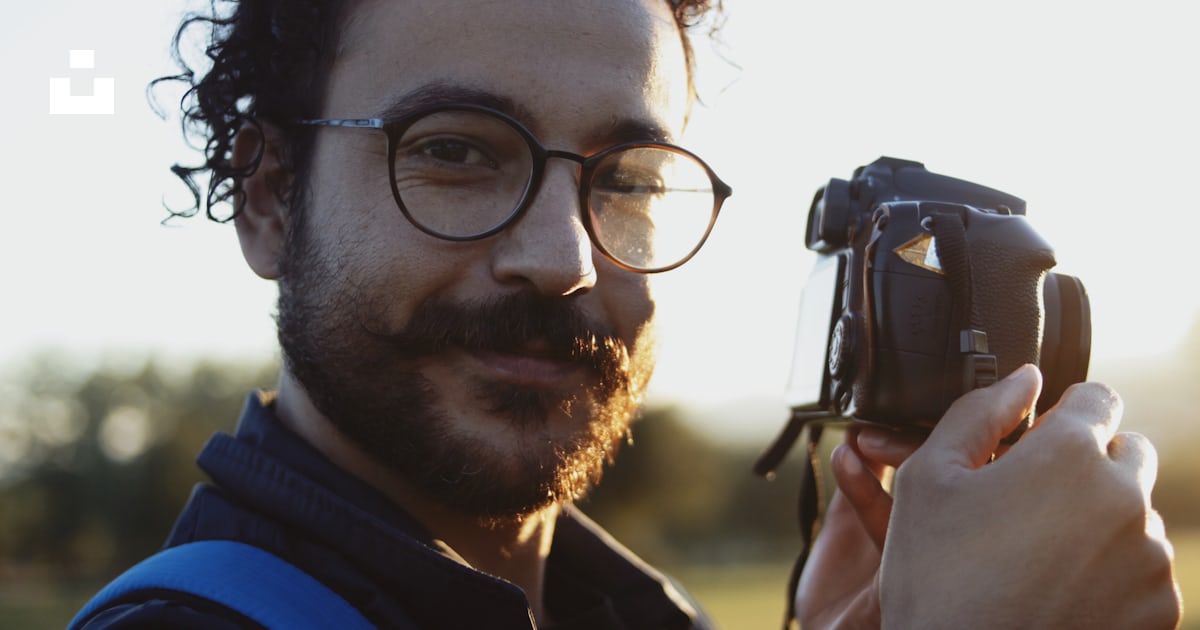 Foto Hombre Con Anteojos Sosteniendo Una Cámara Dslr Imagen Hombre