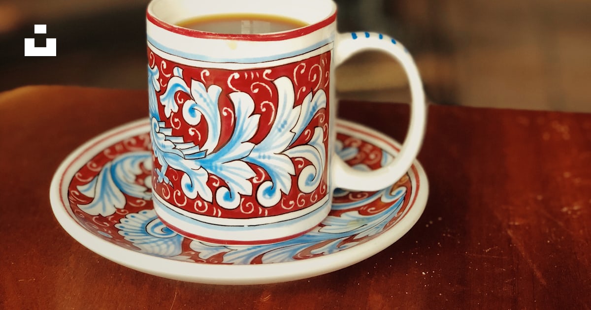 Tasse En Céramique Blanche Et Rouge Sur Soucoupe Avec Liquide Brun