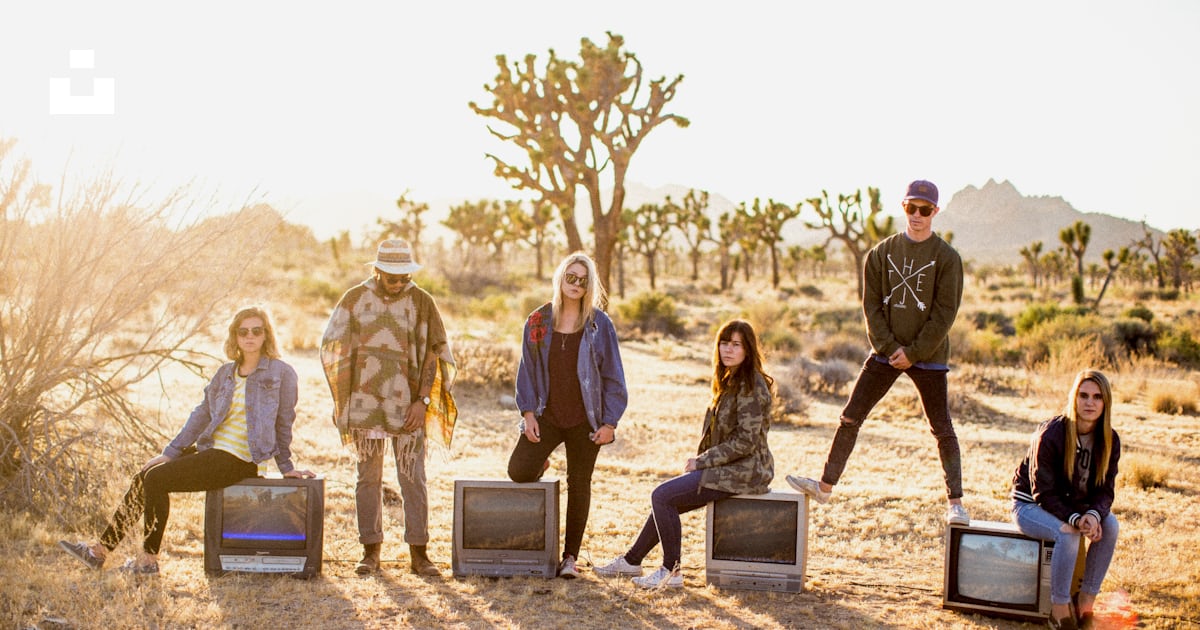 Grupo De Seis Personas De Pie En El Desierto Foto Imagen De Árbol De