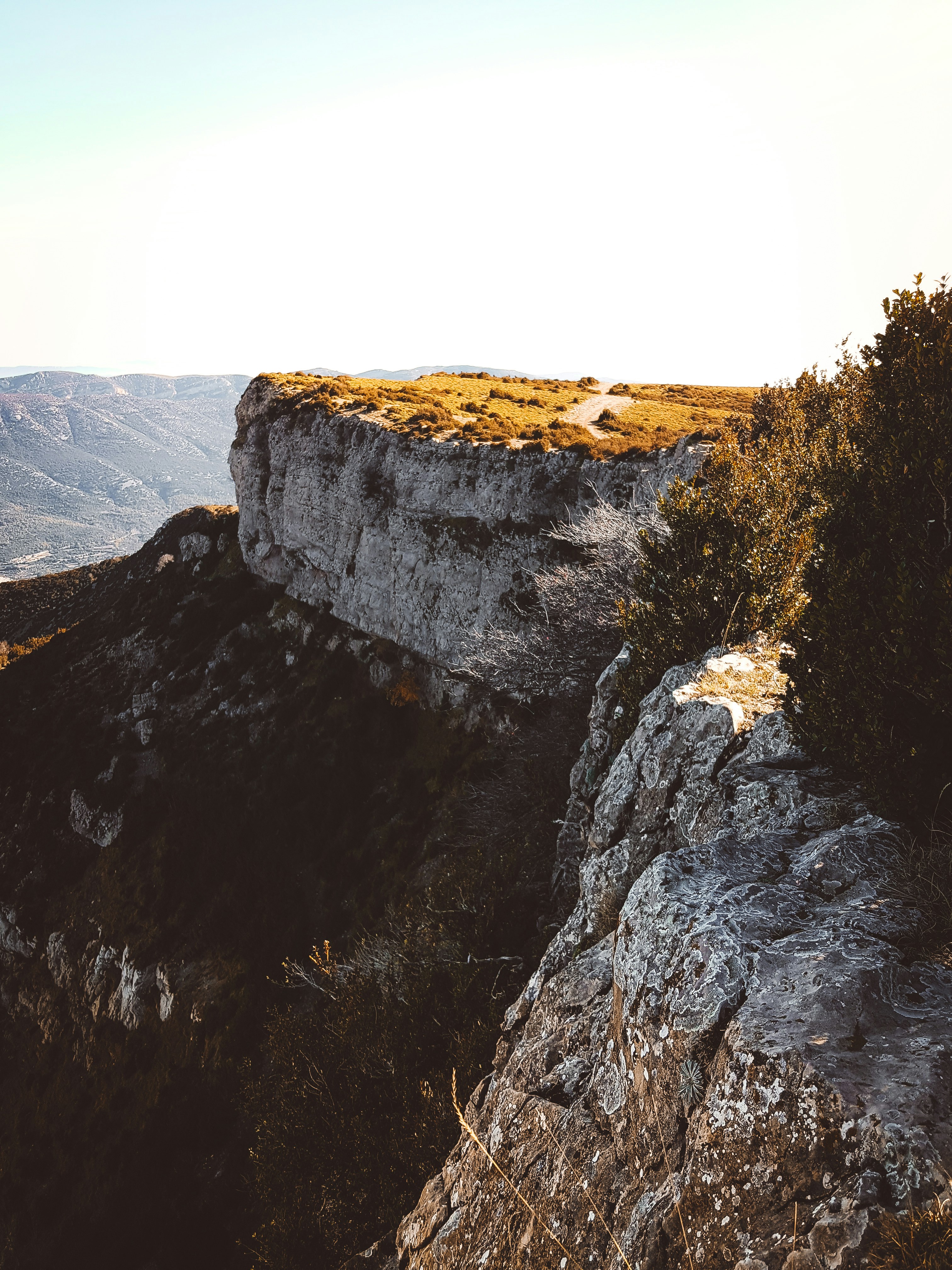 Montagne Rocheuse grise pendant la journée photo – Photo España ...
