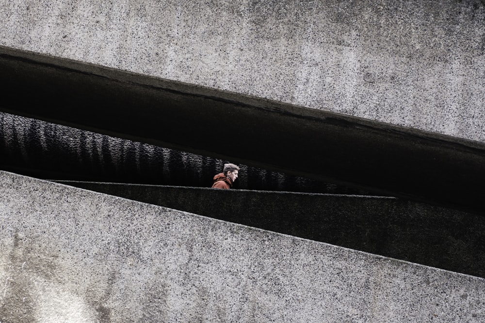 Foto zum Thema Person, die auf der Treppe geht – Kostenloses Bild zu ... Foto zum Thema Person, die auf der Treppe geht – Kostenloses Bild zu ...