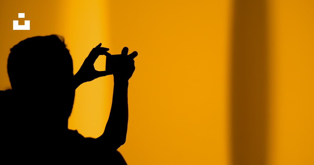 카메라를 사용하여 사진을 찍는 남자의 실루엣 사진 Unsplash의 무료 오렌지 이미지