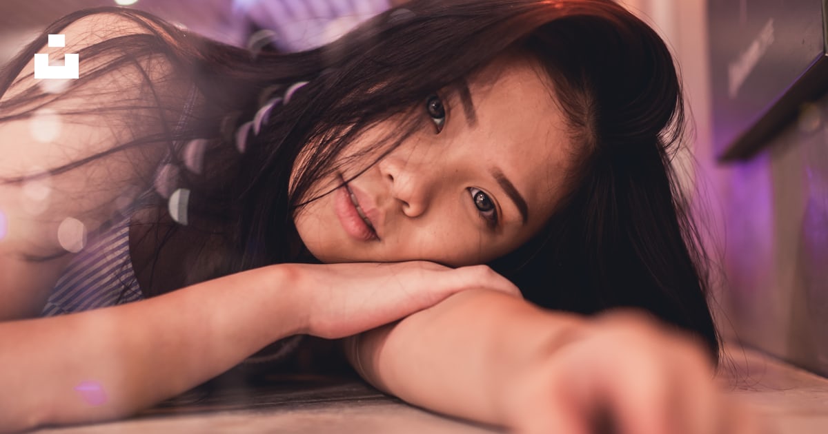 초점 사진과 함께 갈색 패널에 누워있는 여자 사진 Unsplash의 무료 여자 이미지