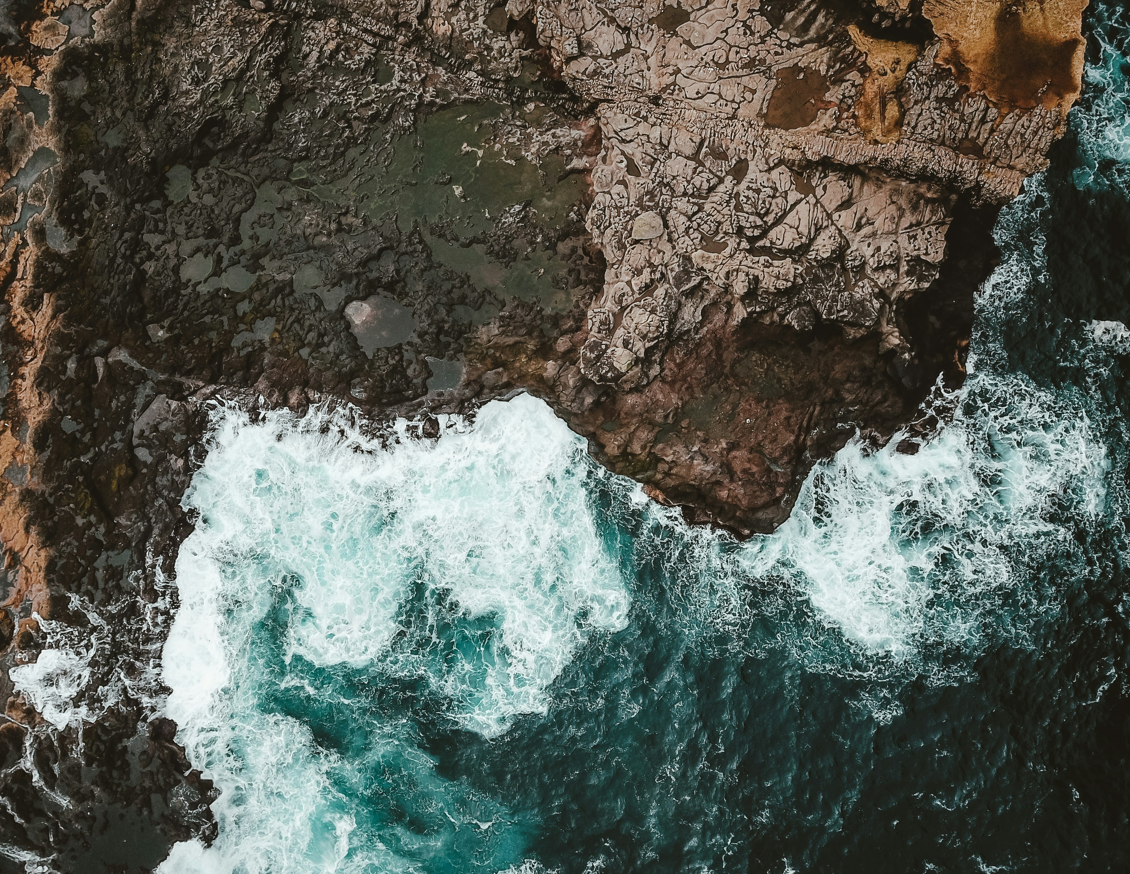 Body of water crushing on shore photo – Free 15 oman á bakka Image on ...