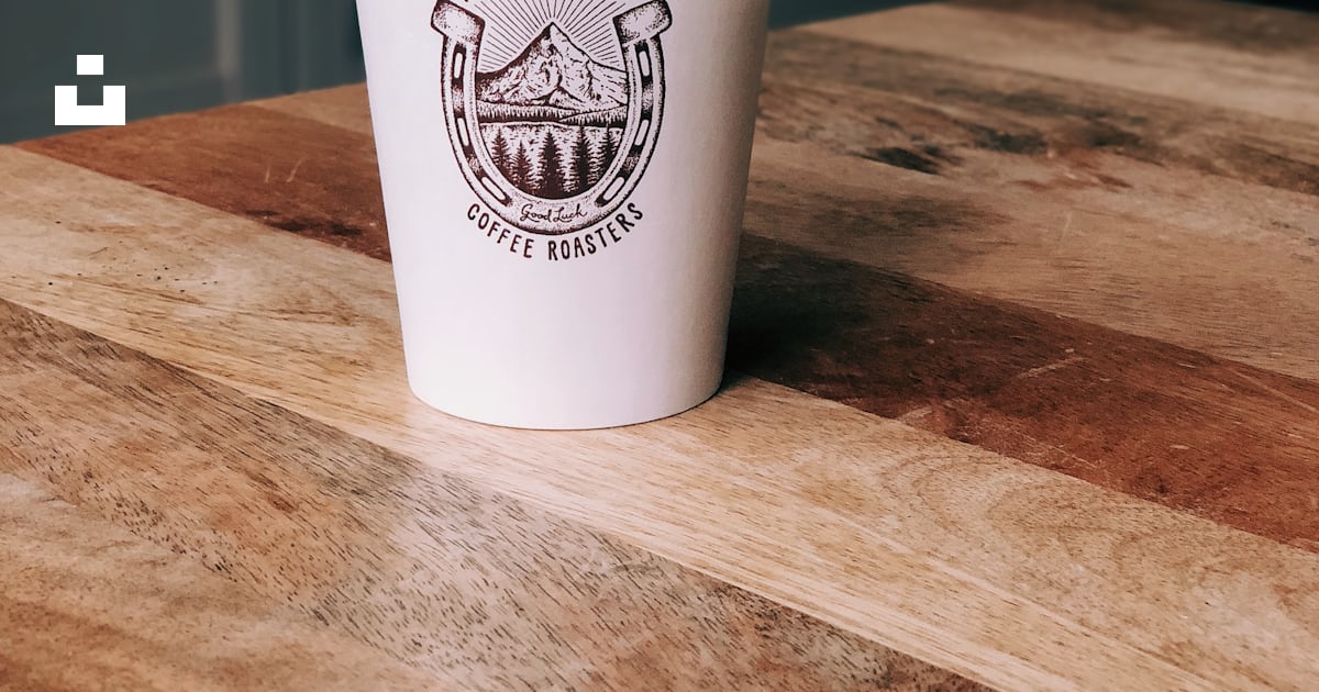Une Tasse Blanche Posée Sur Une Table En Bois Photo Photo Café