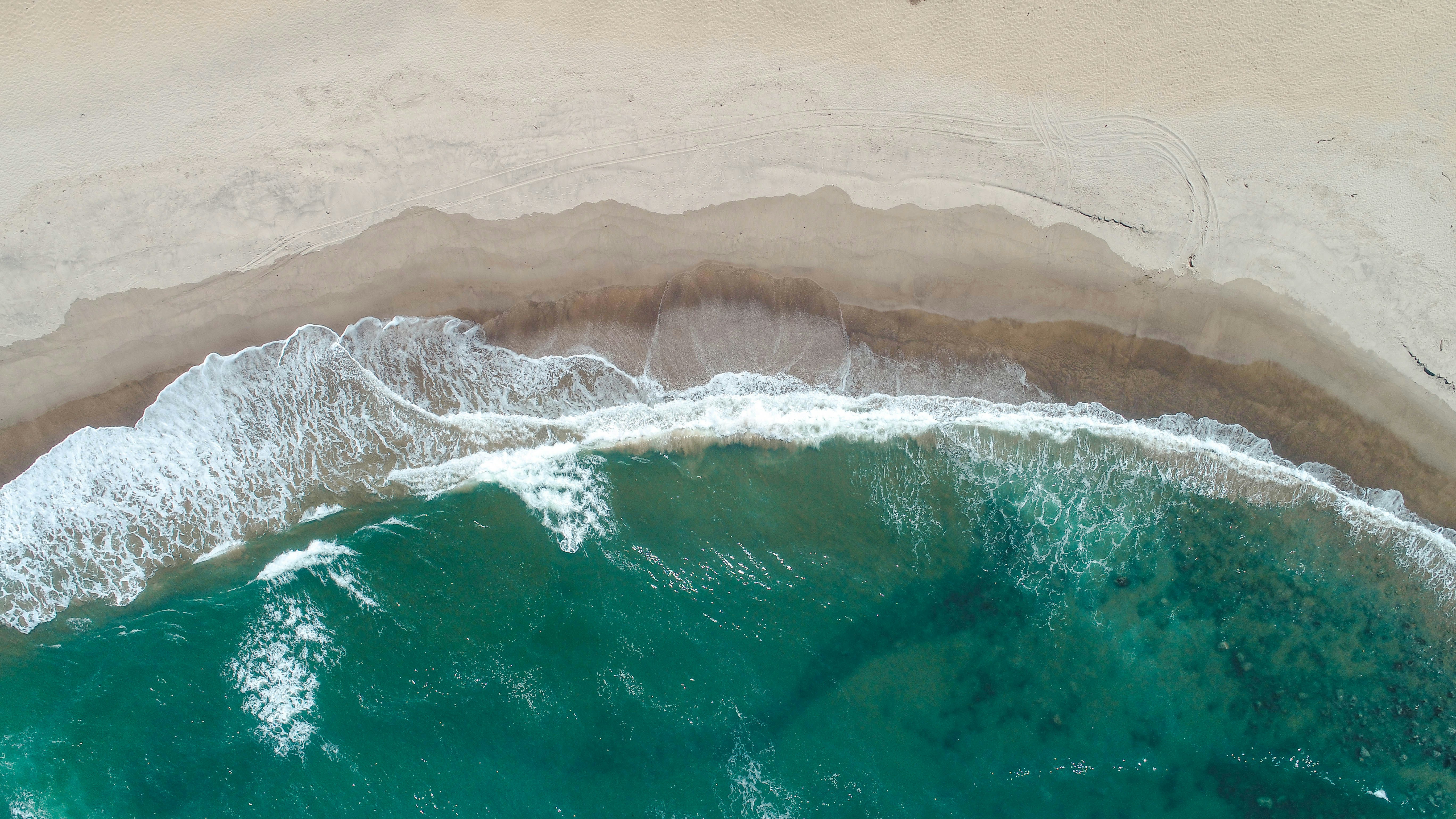 Ocean waves hitting shore aerial photo photo – Free Sea Image on Unsplash
