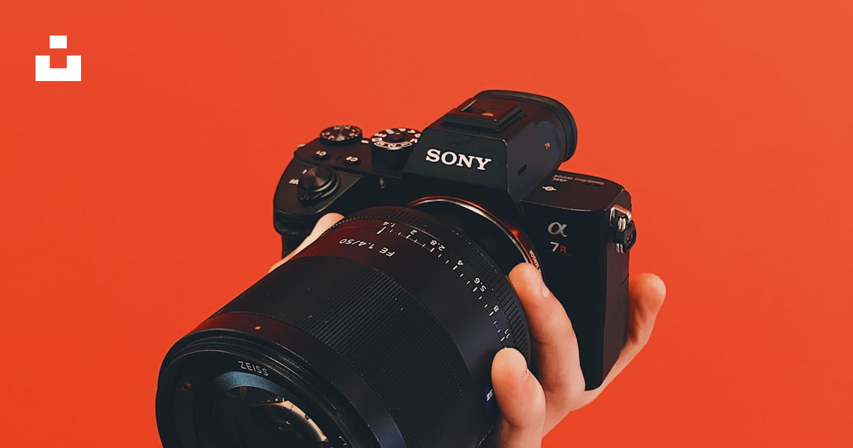 검은 소니 알파 Dslr 카메라를 들고있는 사람 사진 Unsplash의 무료 블라디보스토크 이미지