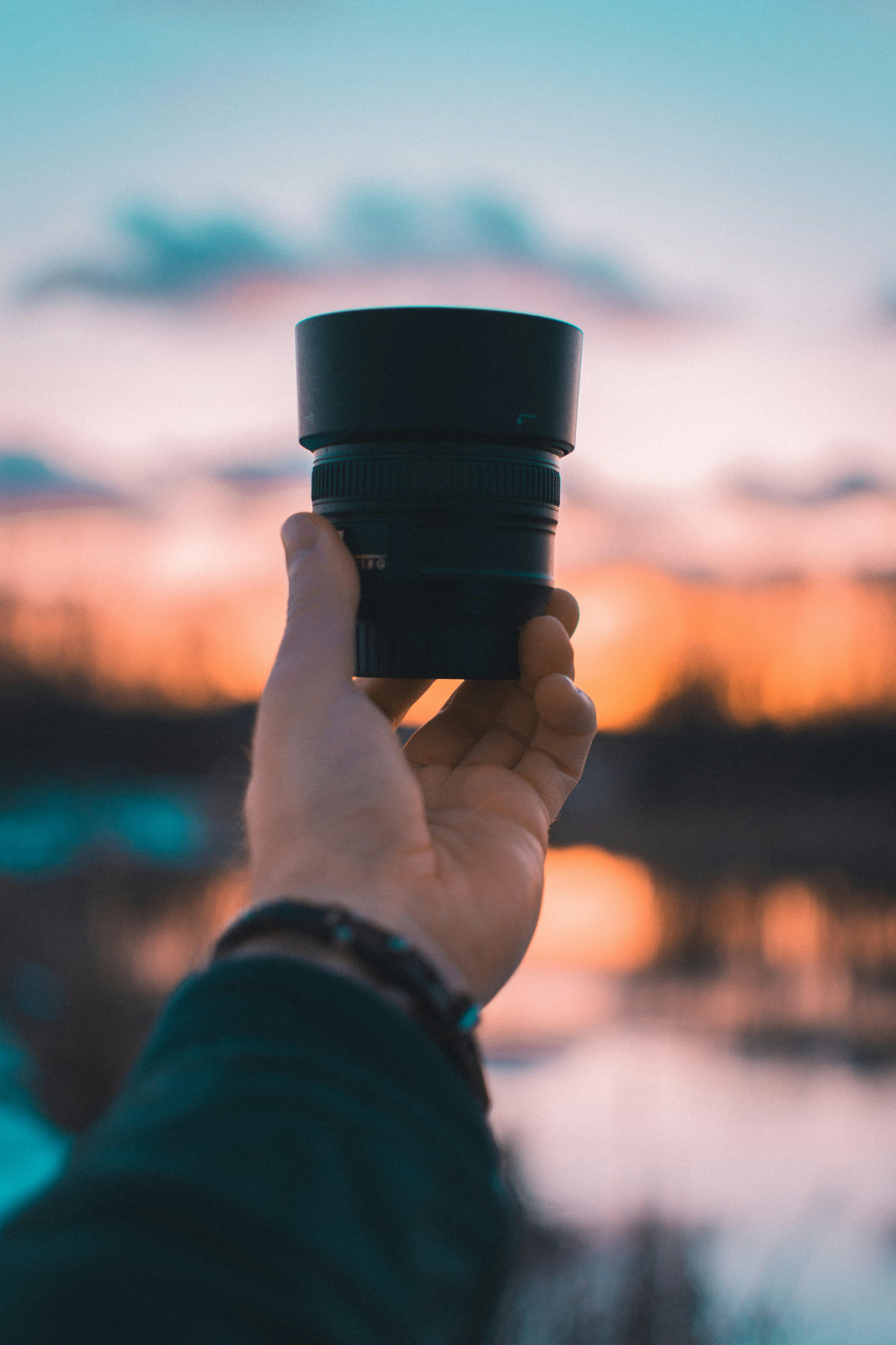 Hand-Held Lens, Dusk Glow: Framing a Soft-Bokeh Sunset