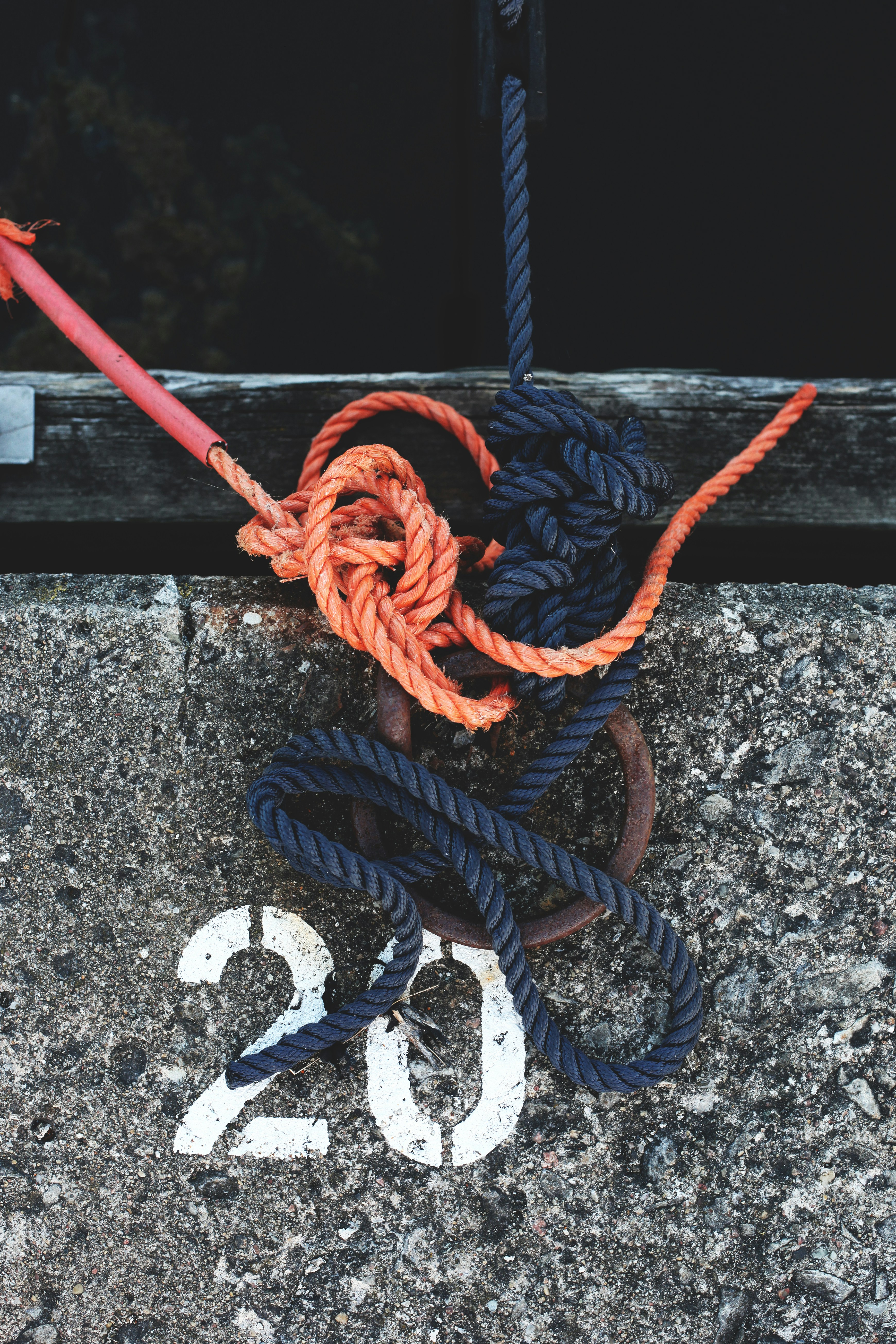 Calm in the harbor | blue and orange ropes