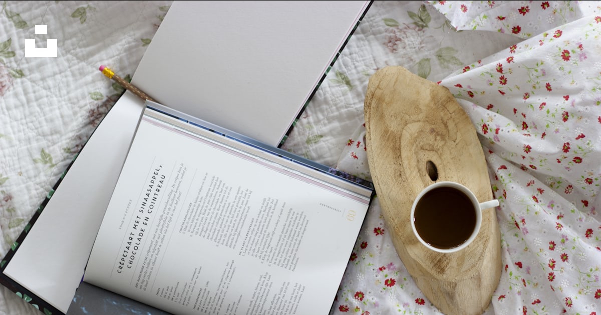 Tasse En Céramique Blanche à Côté Dun Livre Ouvert Photo Image