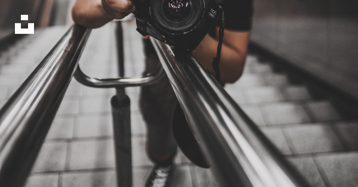 검은색 캐논 Dslr 카메라를 들고 있는 사람 사진 Unsplash의 무료 남자 이미지