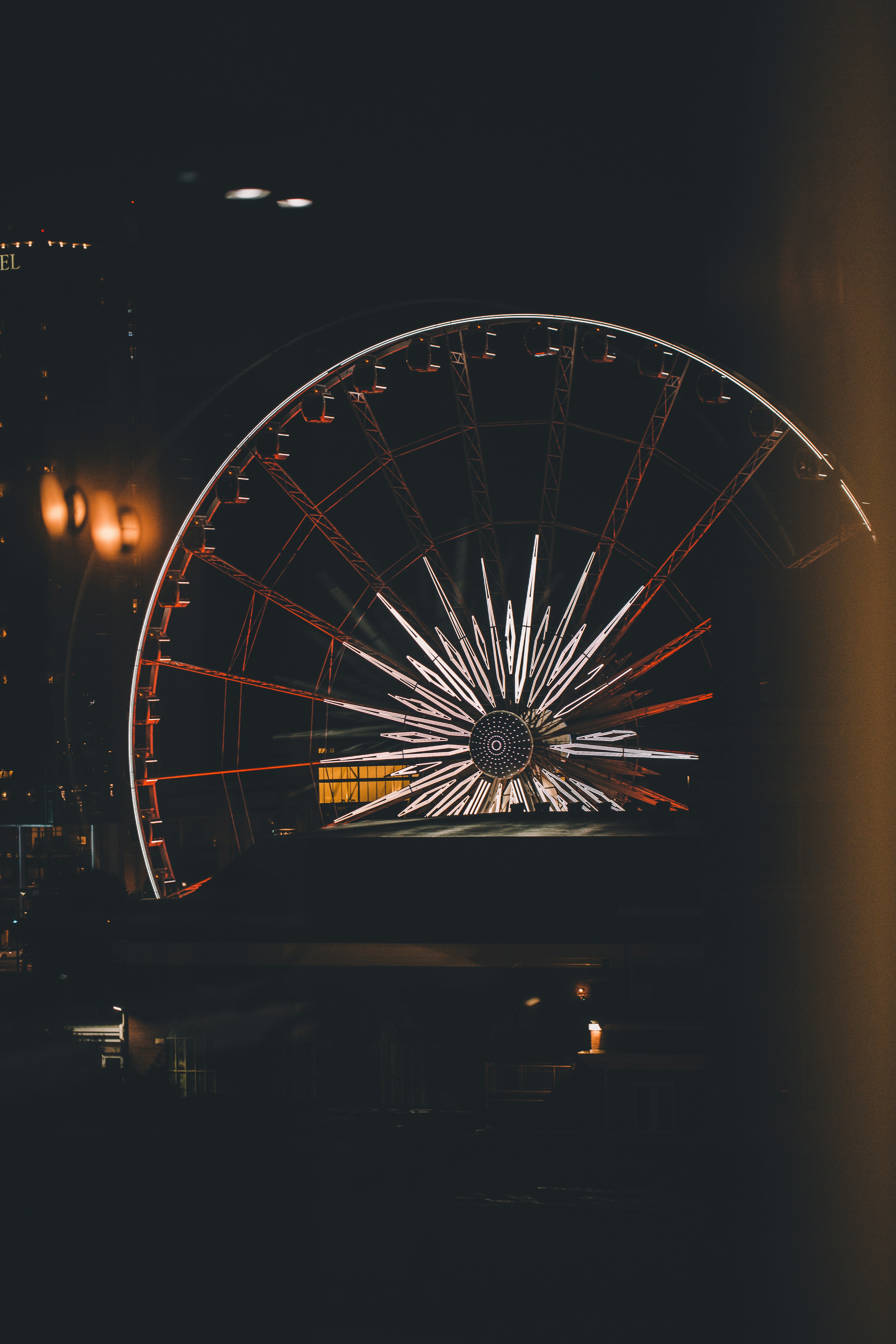 Grande roue éclairée grise et noire pendant la nuit photo – Photo ...