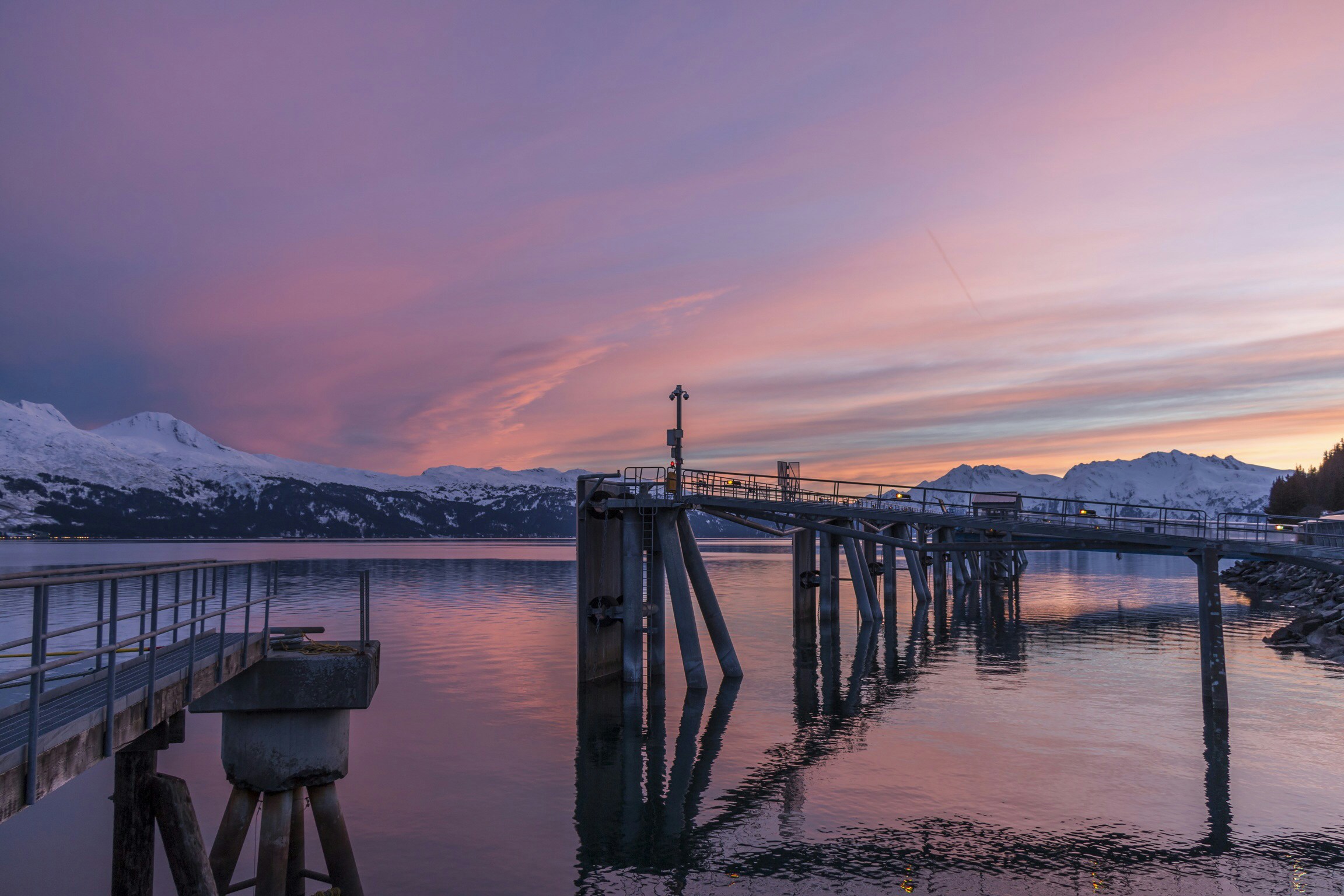 Puente colgante gris en el cuerpo de agua foto – Imagen de Valdez ...