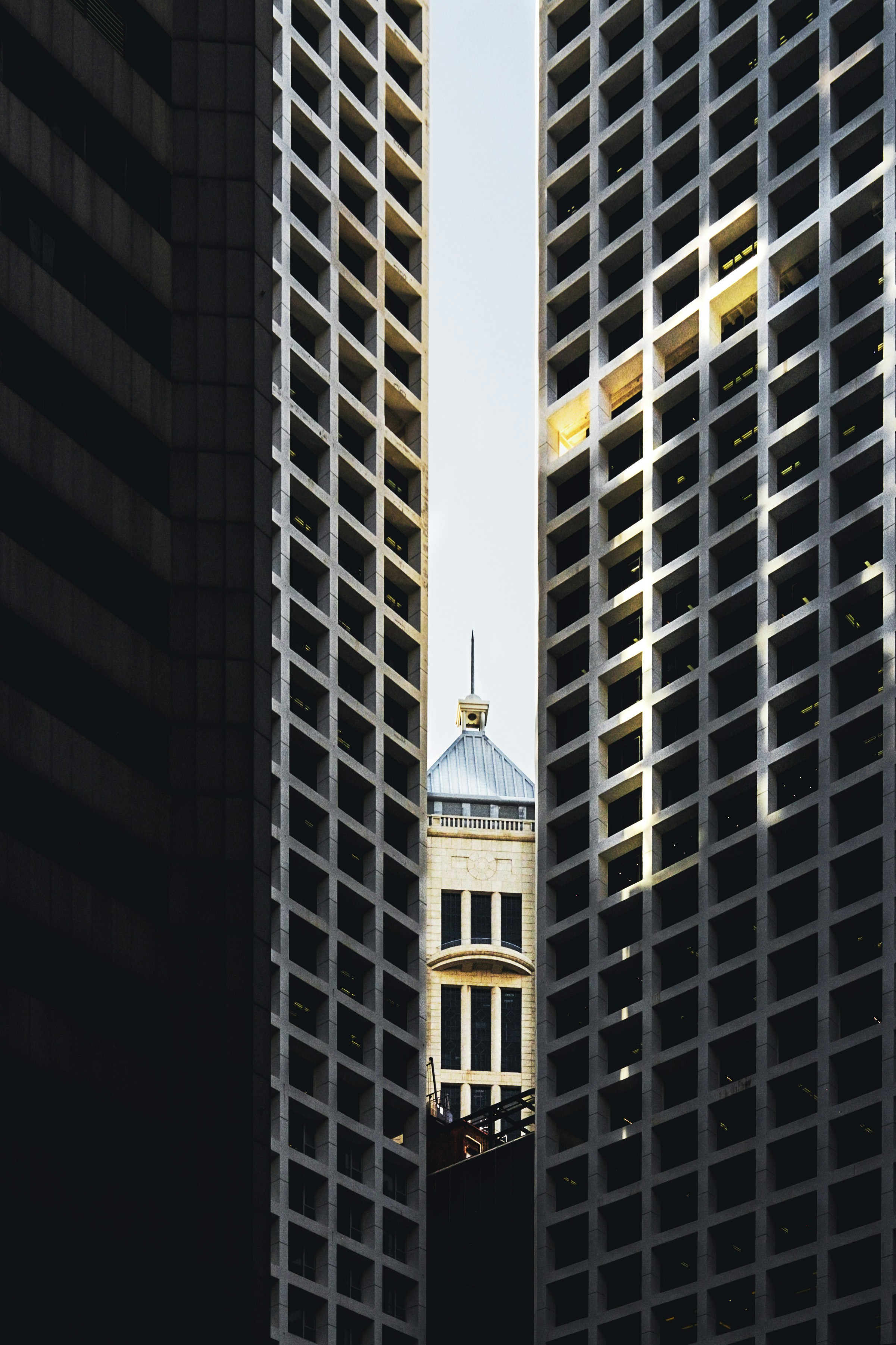 Structural photo of high rise building photo – Free City Image on Unsplash