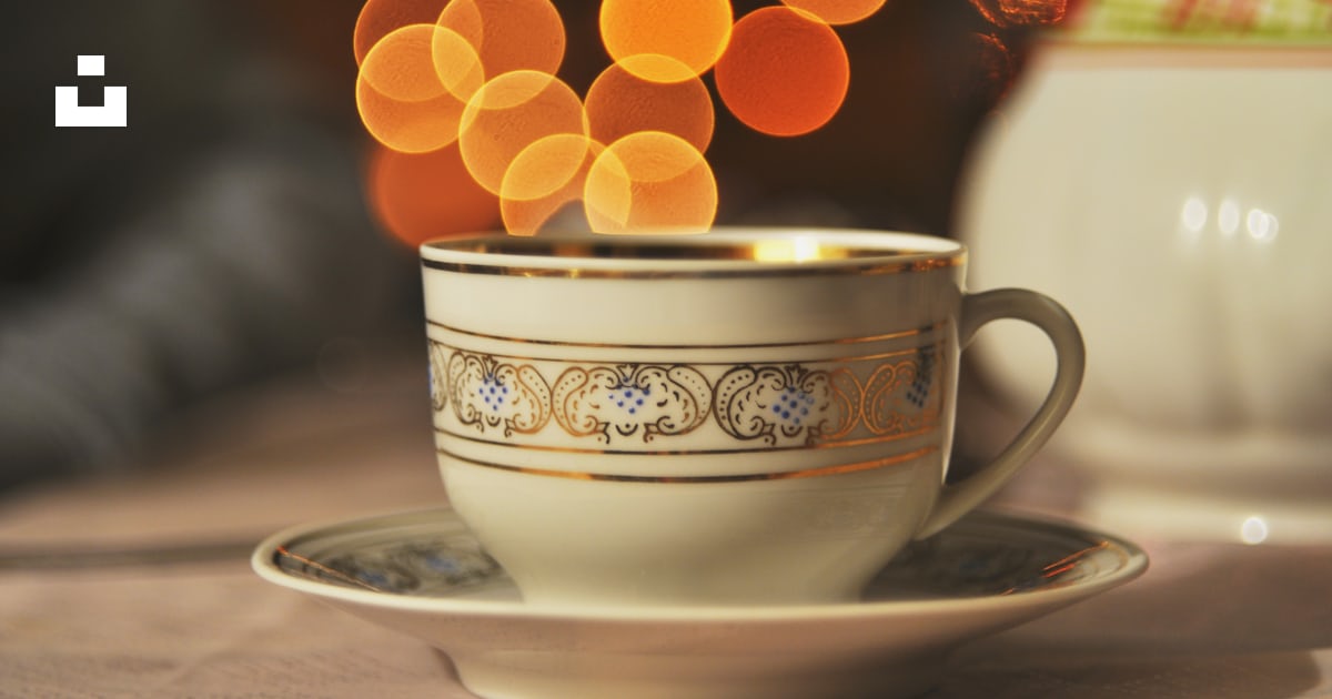 Tasse à Thé En Céramique Blanche Et Brune Sur Table Photo Image