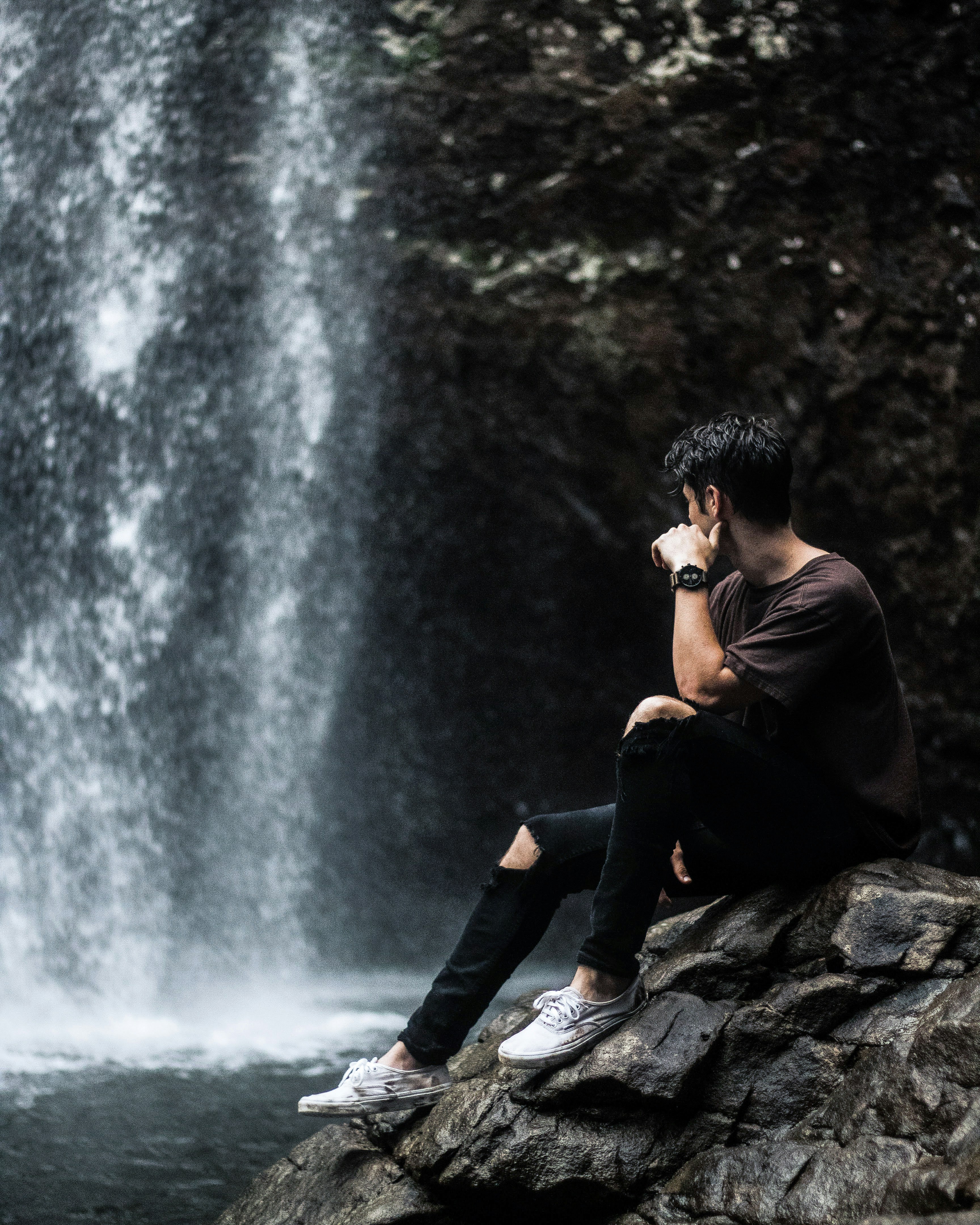 Imágenes de Chico Sentado | Descarga imágenes gratuitas en Unsplash