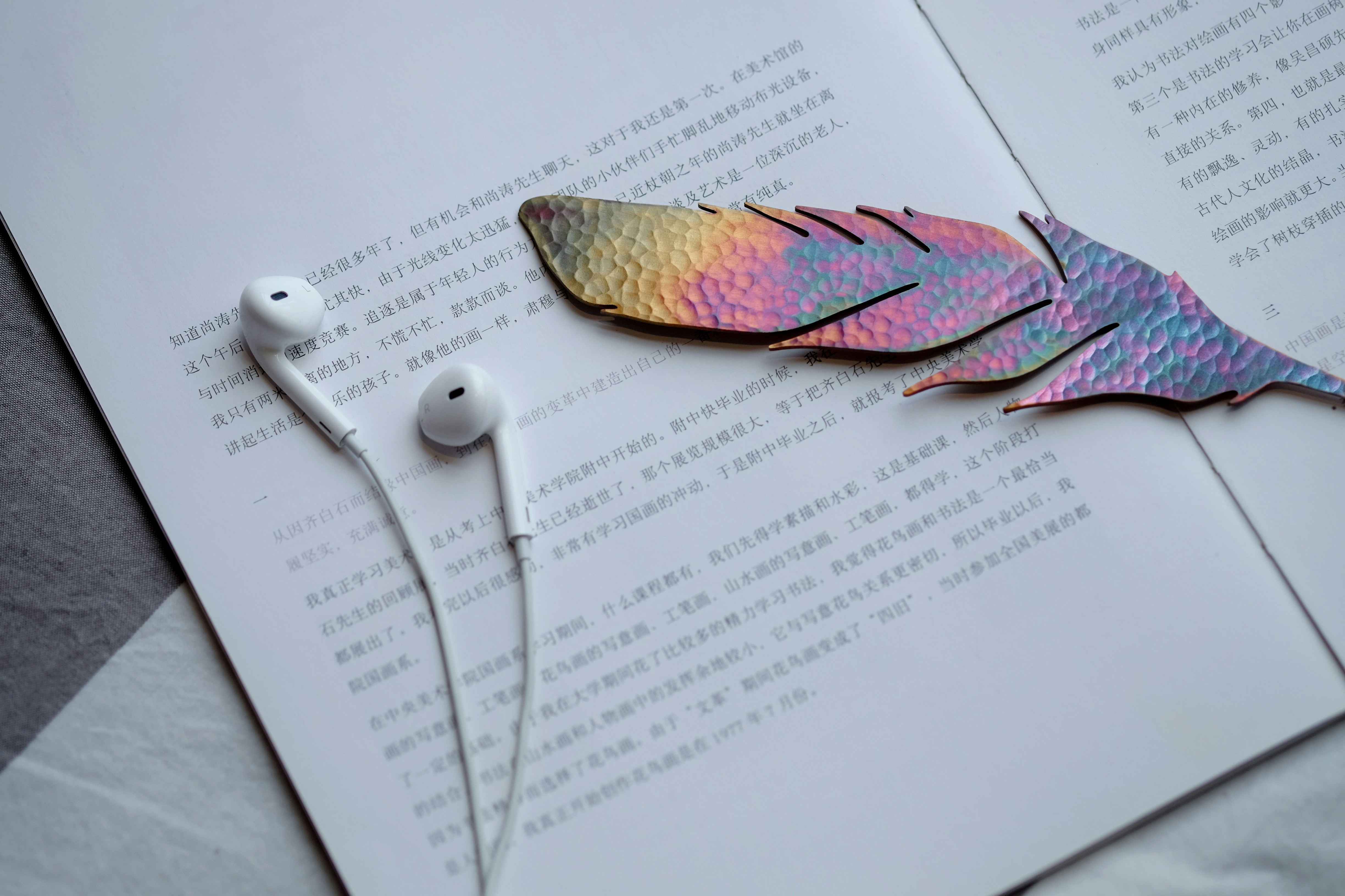 White earbuds on paper photo – Free Guangzhou Image on Unsplash
