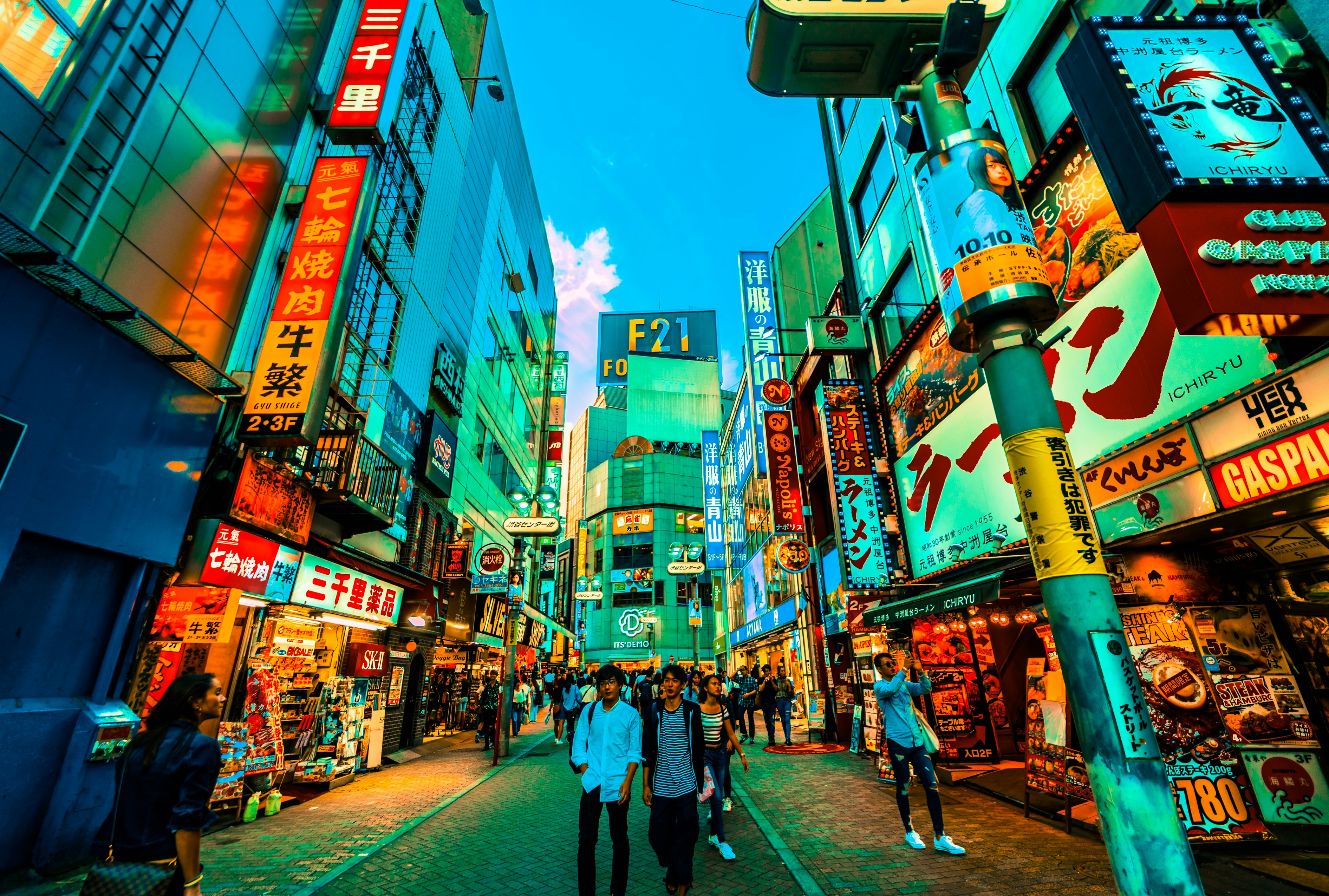 Personas caminando entre edificios foto – Imagen de Japón gratuita en Unsplash