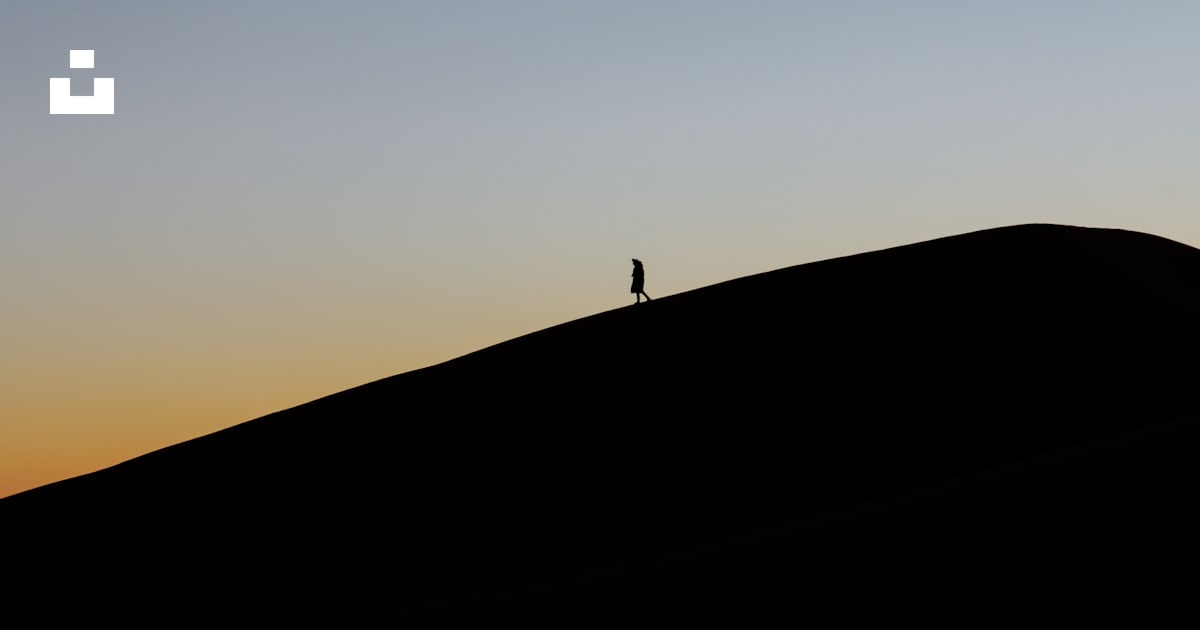 Foto Persona De Pie En El Acantilado Imagen Marruecos Gratis En Unsplash