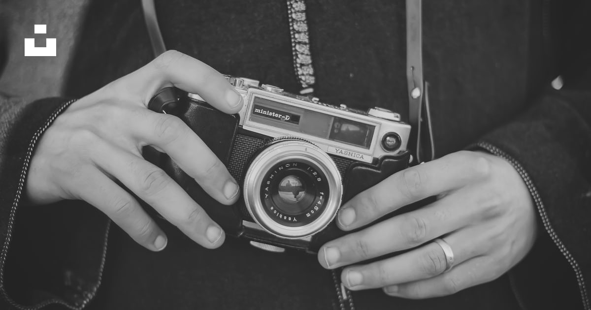 Slr 카메라를 들고 있는 사람의 회색조 사진 사진 Unsplash의 무료 회색 이미지