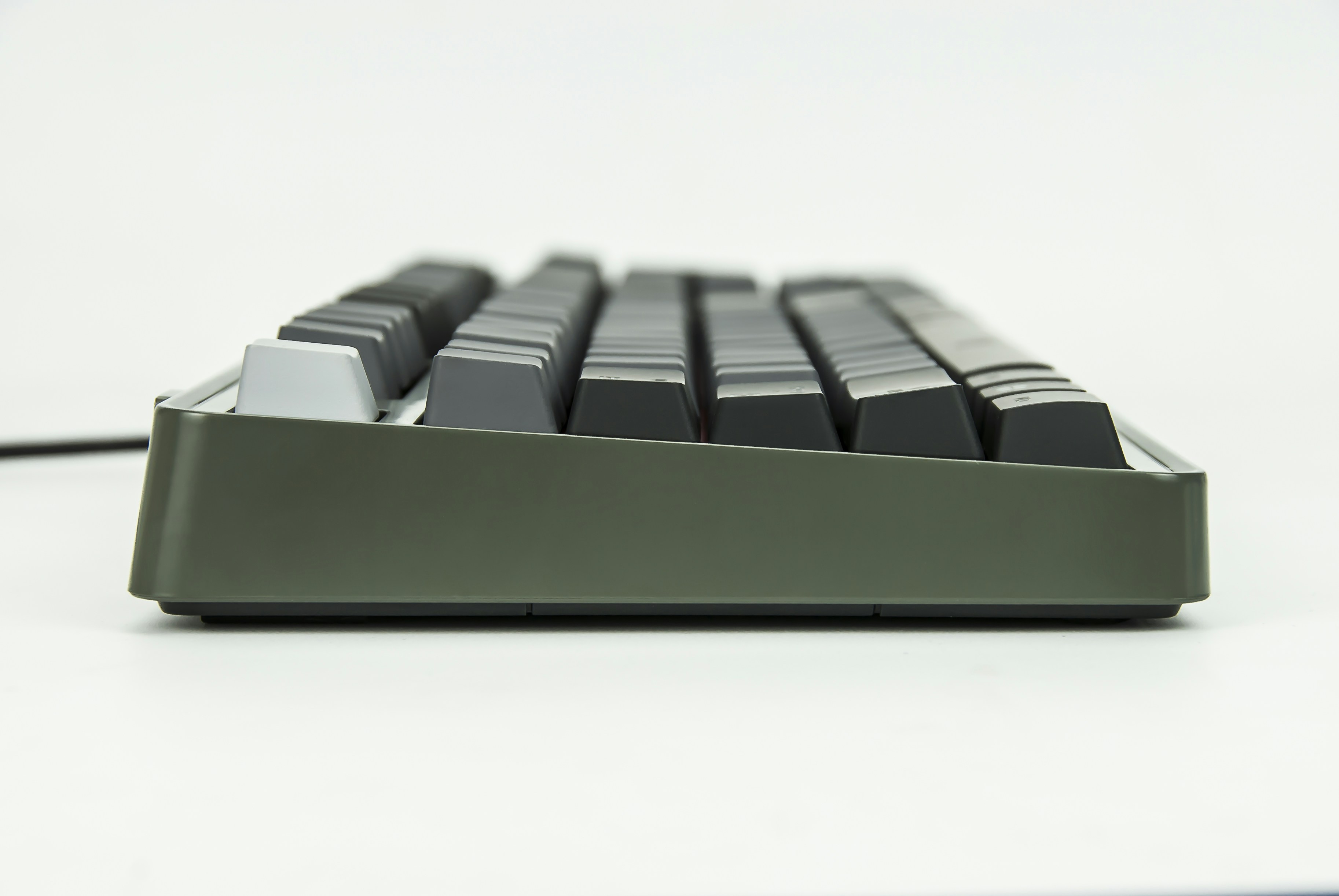 Selective focus of black and gray corded computer keyboard photo – Free ...