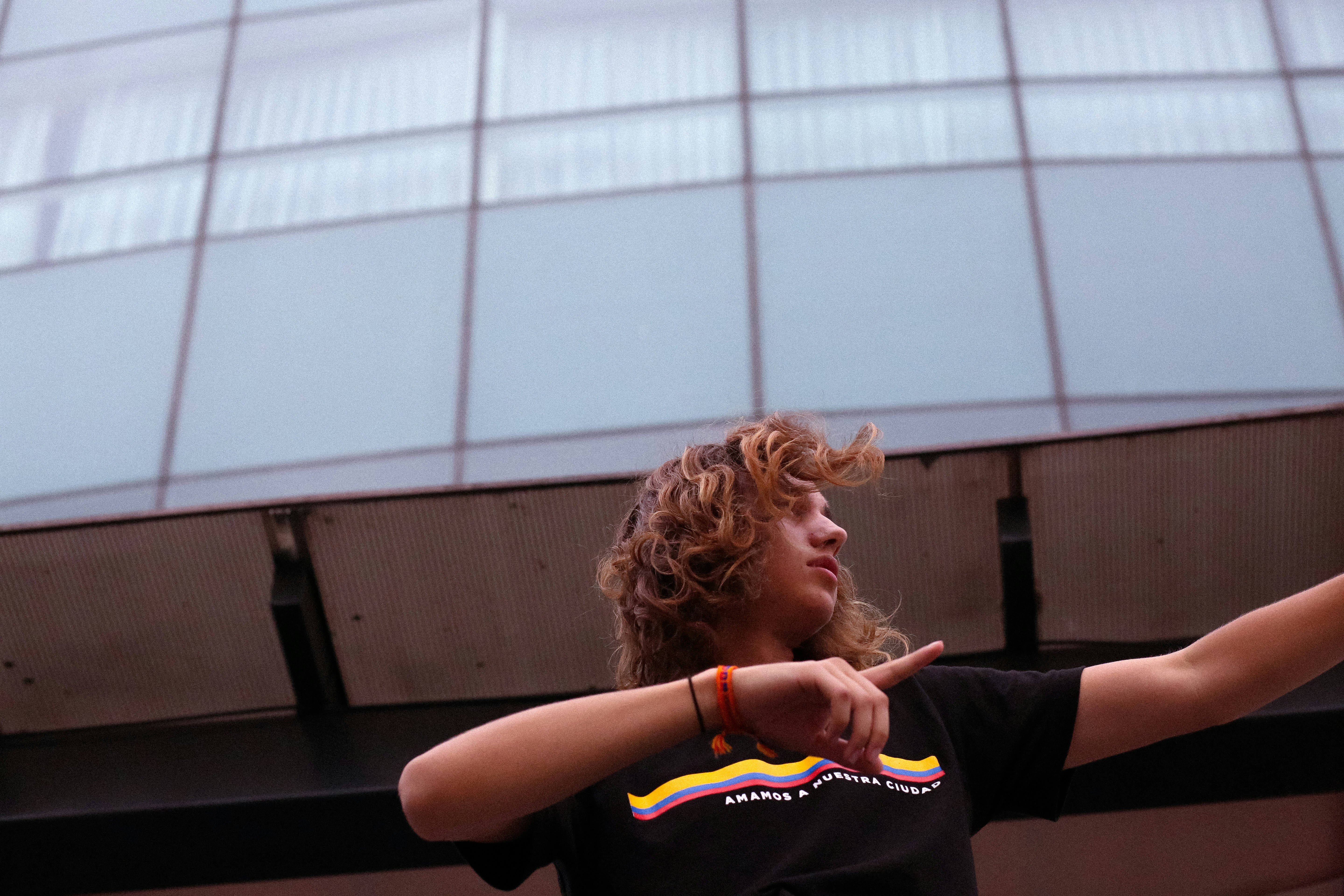 amamos a nuestra ciudad | a young man holding a tennis racquet on top of a tennis court
