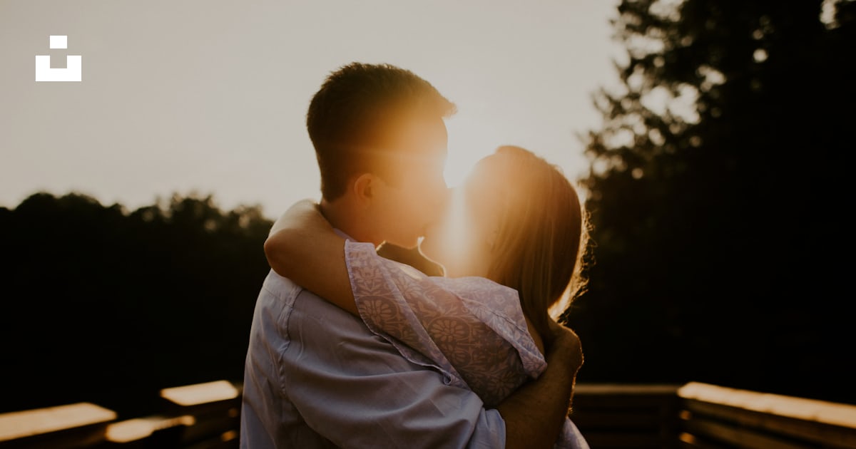 Foto Hombre Y Mujer Besándose Durante La Puesta Del Sol Imagen Molino