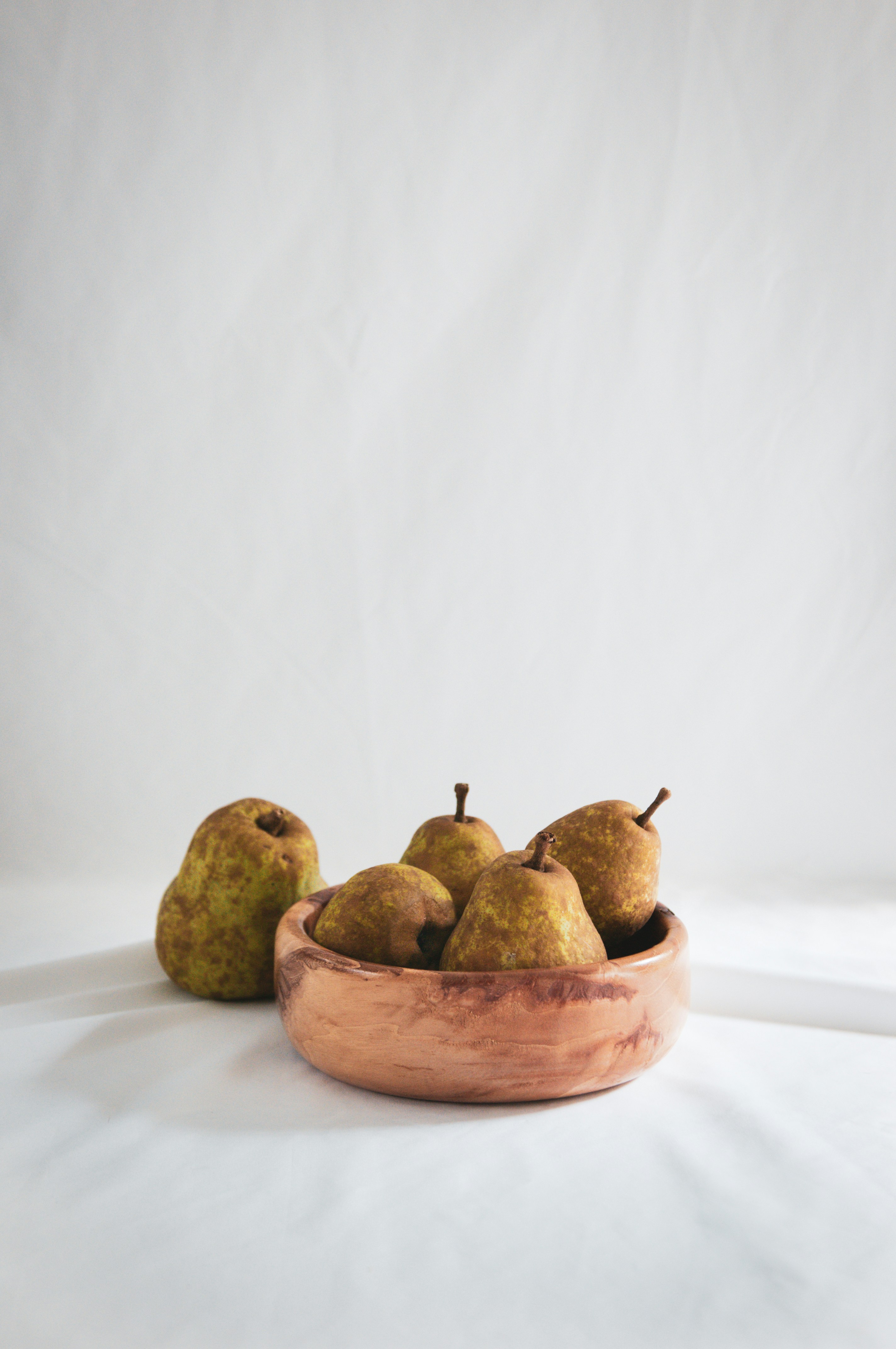 Five pears fruit on brown wooden bowl photo – Free Food Image on Unsplash