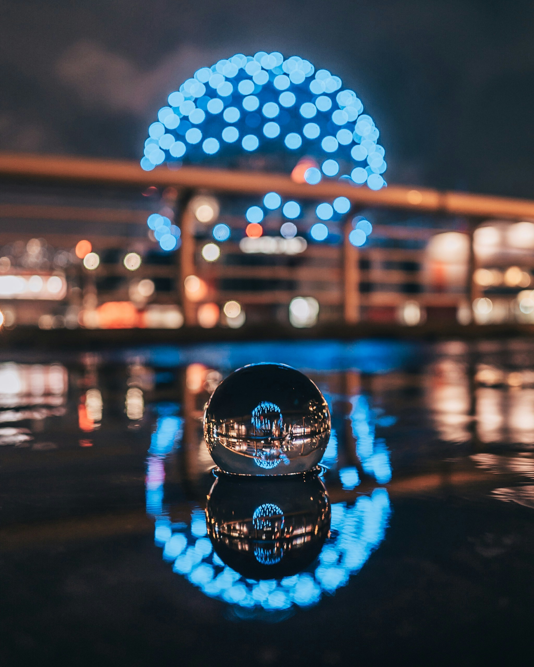 Photographie sélective de la boule d’eau avec le monument de la boule ...