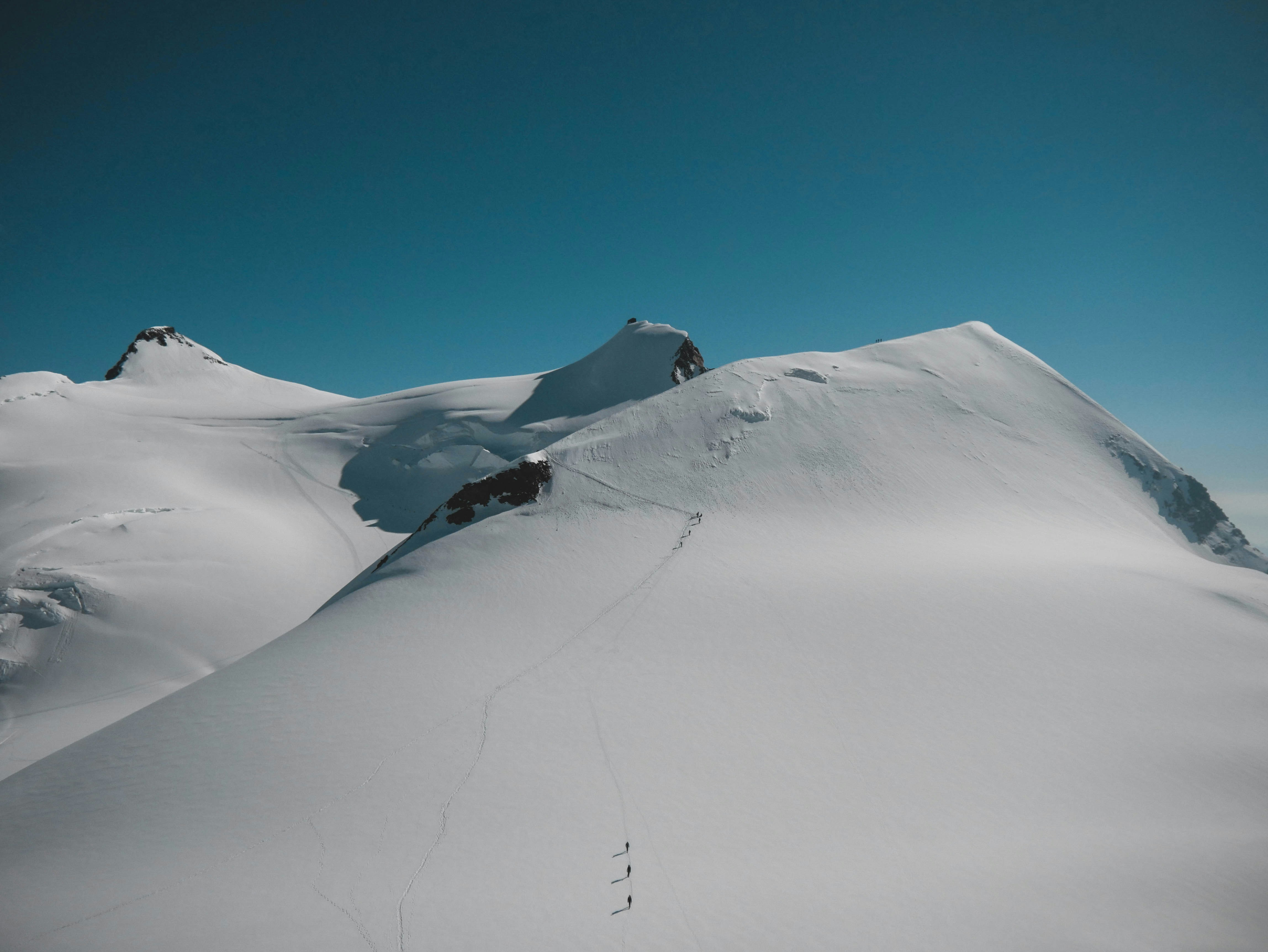 Montagna innevata sotto il cielo limpido blu durante il giorno foto ...