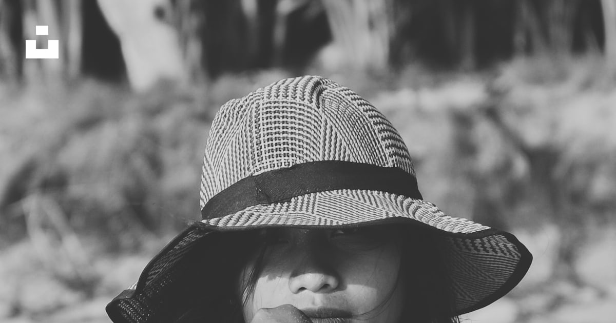 Foto Fotografía En Escala De Grises De Mujer Sentada Cerca De La Orilla