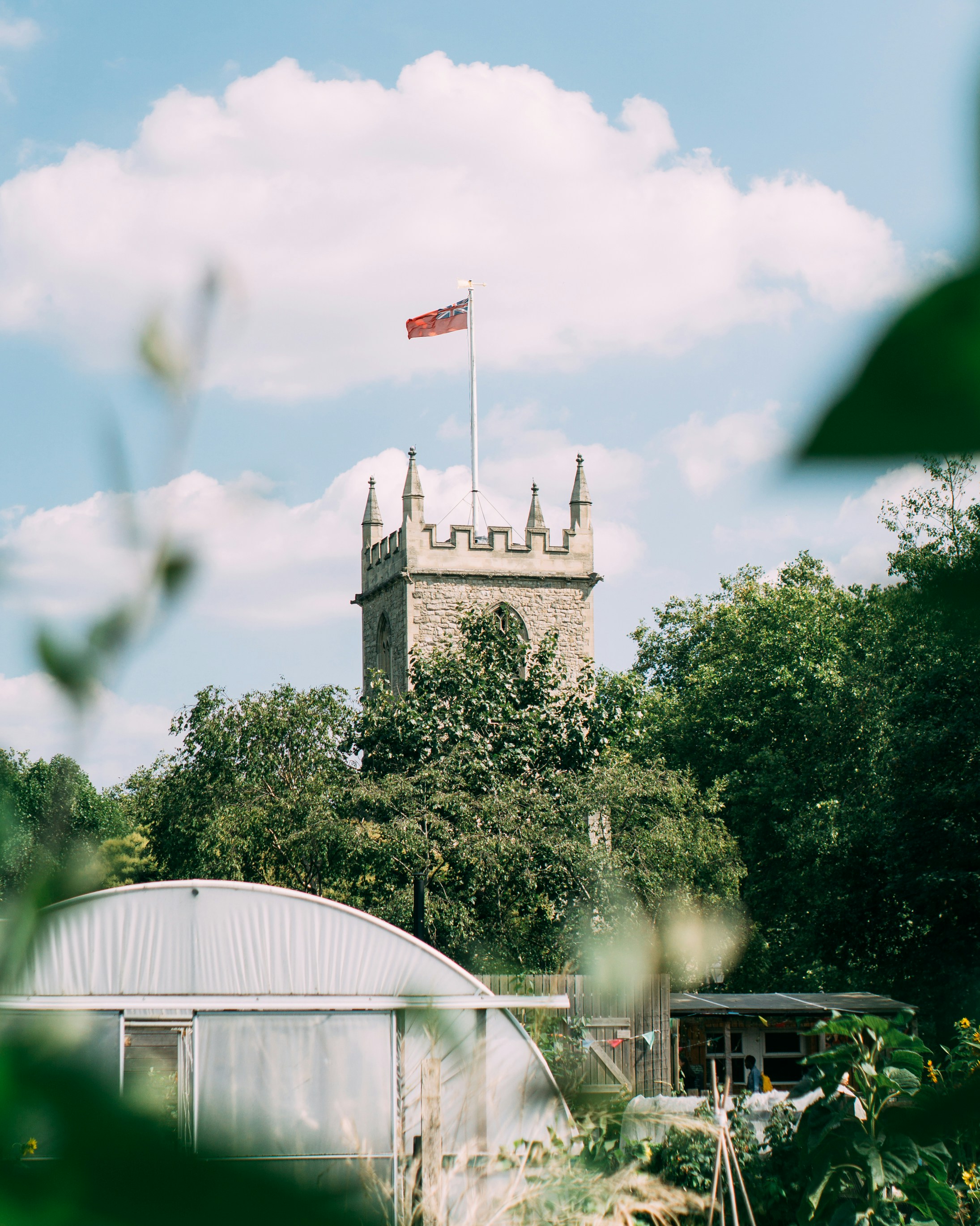Beige castle with flag photo – Free London Image on Unsplash