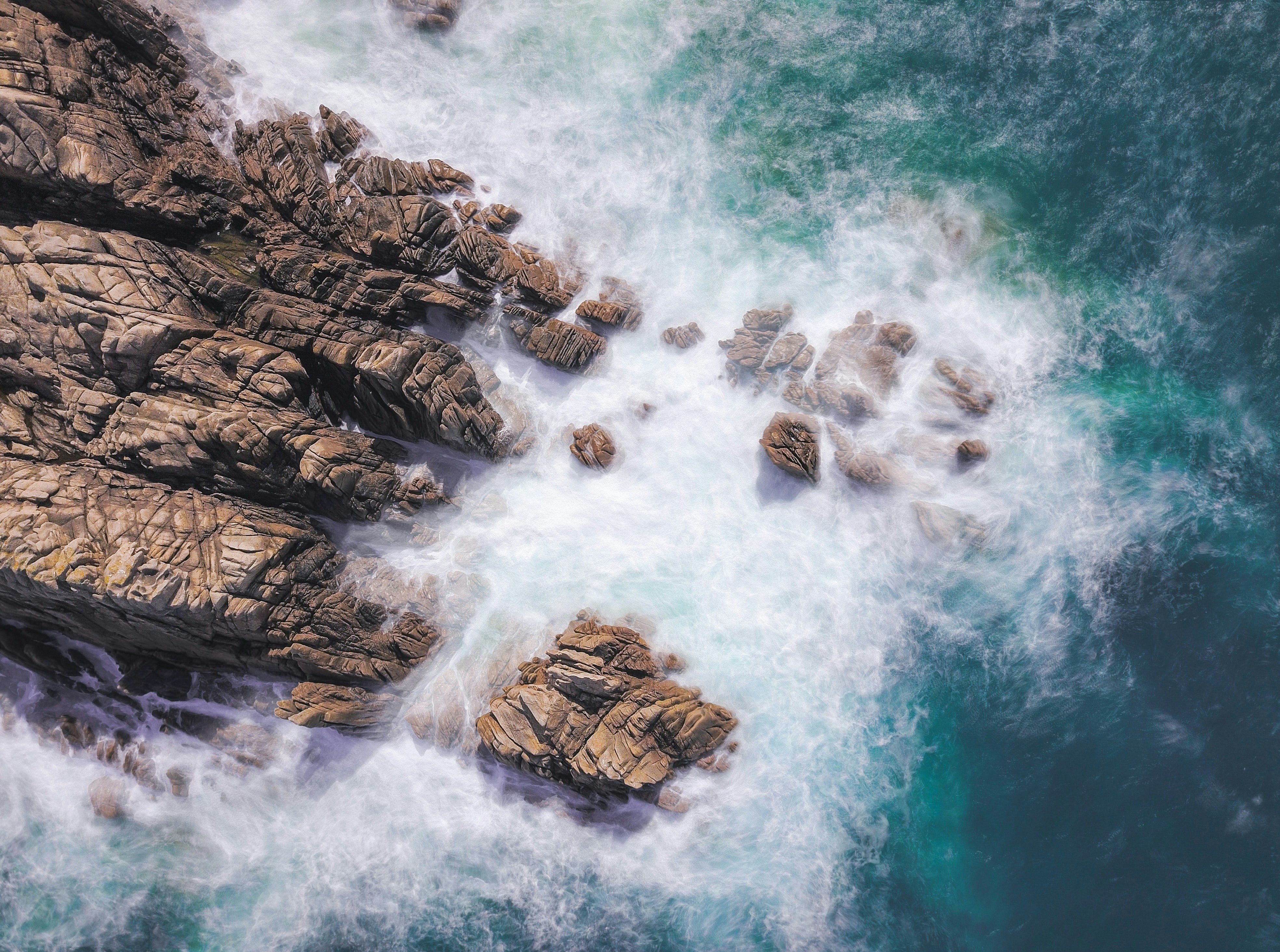 Brown rock formation at the sea photo – Free Cobo bay Image on Unsplash