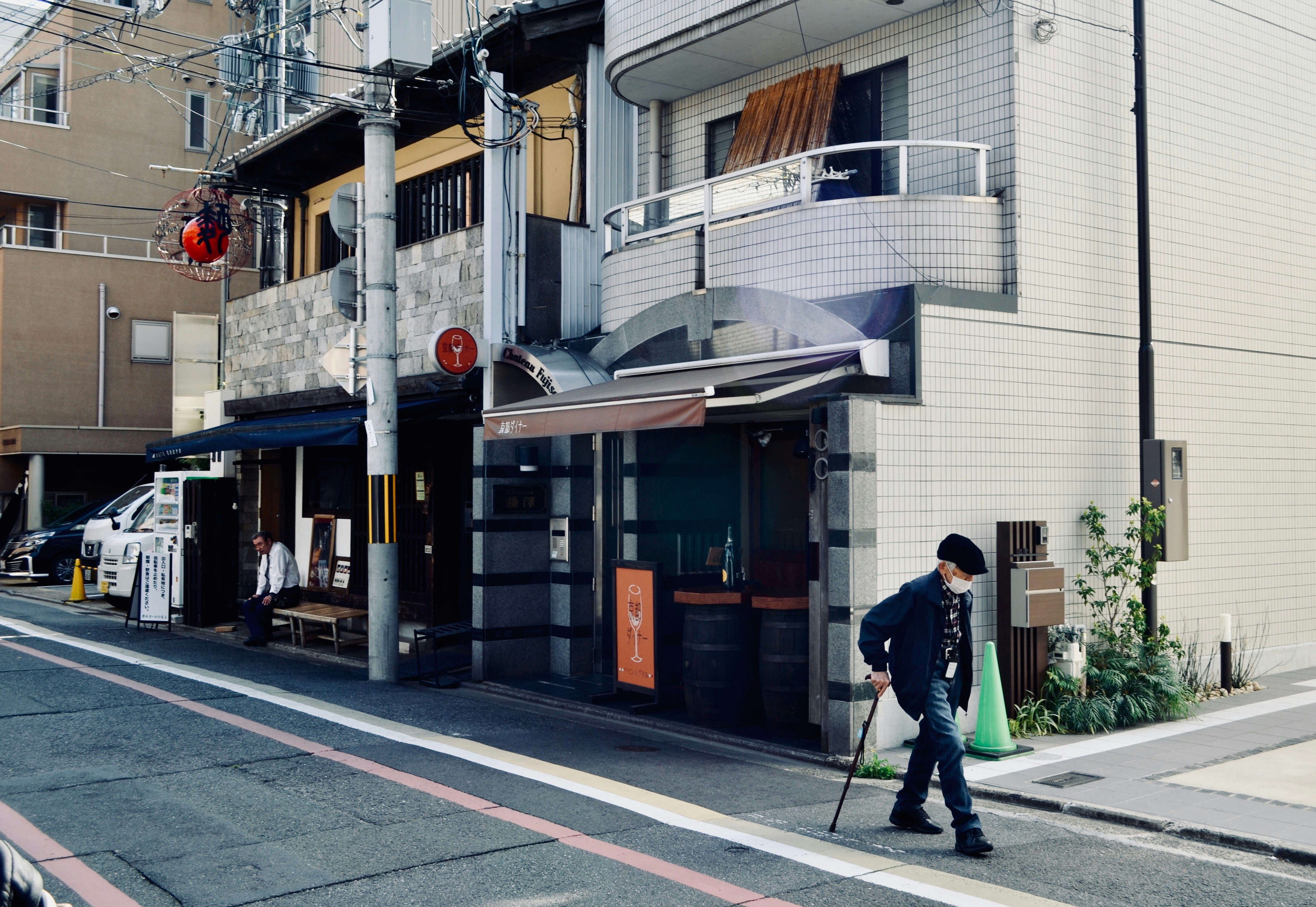 Man talking on street photo – Free Kyoto gogyo 五行 ramen Image on Unsplash