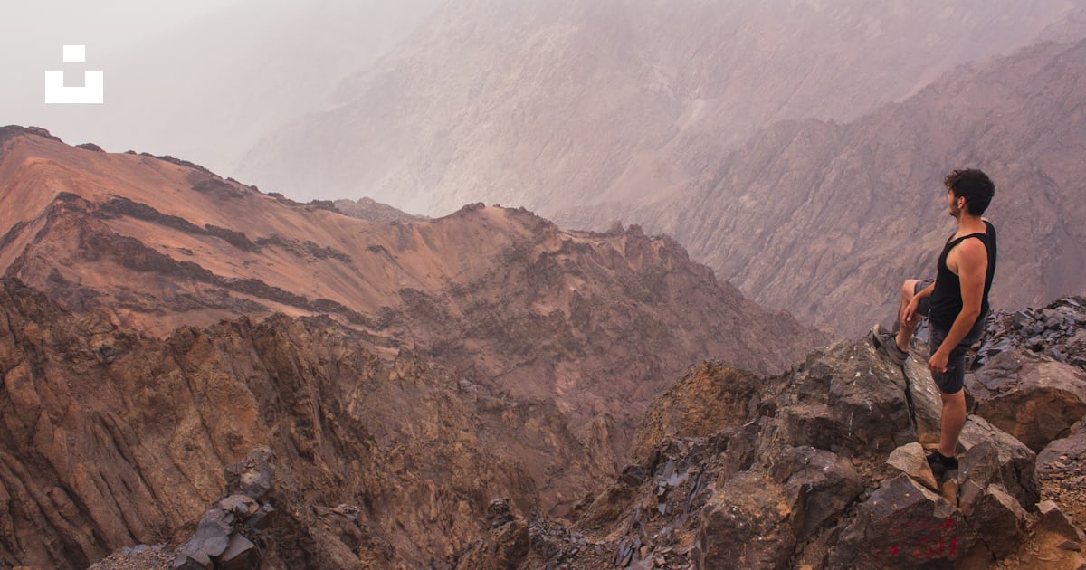 Hombre De Pie En El Acantilado De La Roca Foto Imagen De Toubkal