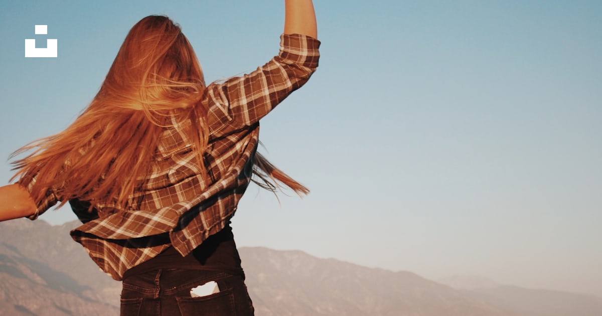 Mujer De Pie En El Acantilado Foto Imagen De Humano Gratuita En Unsplash