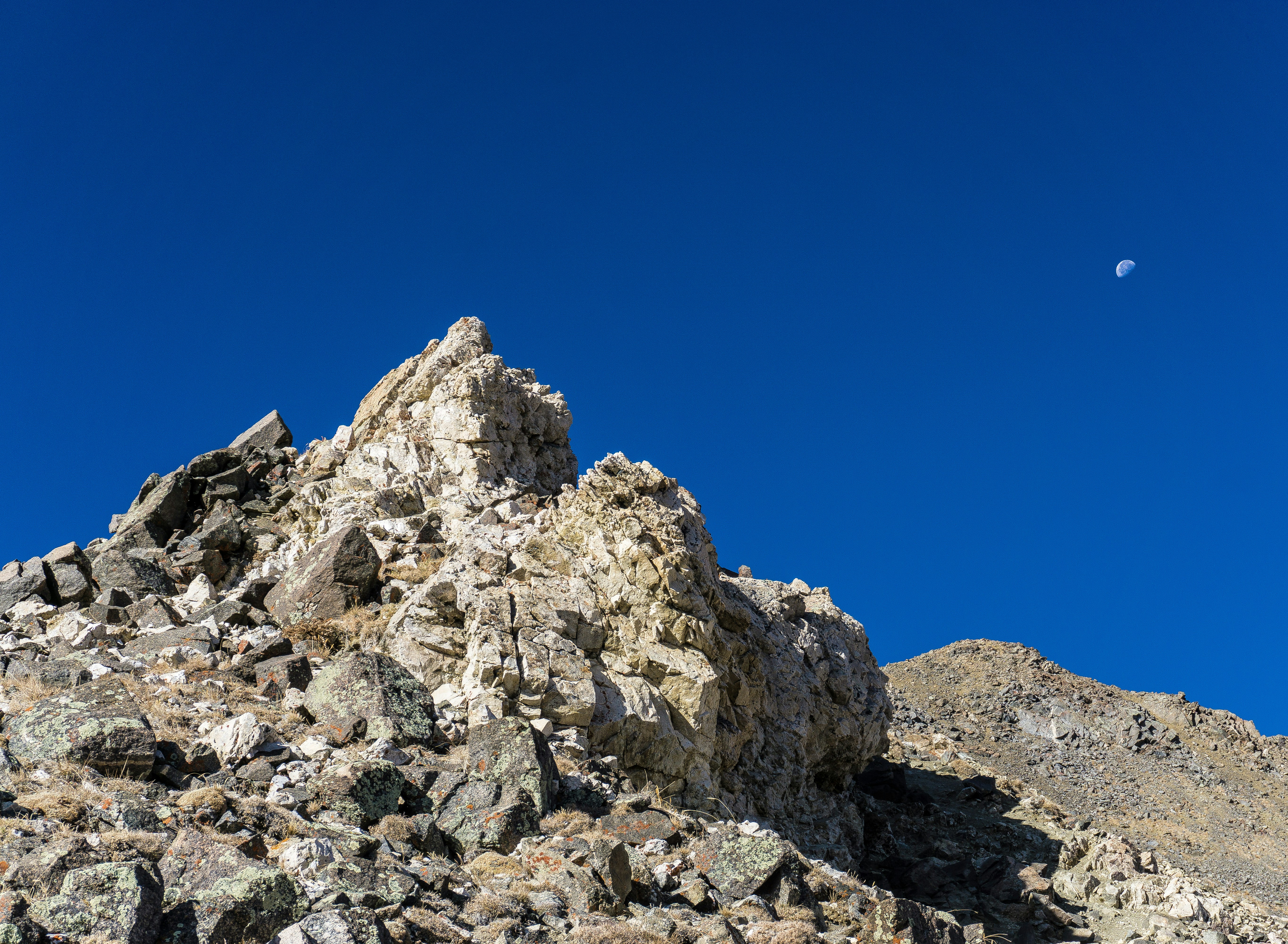 Gray rock mountain at daytime photo – Free Blue Image on Unsplash
