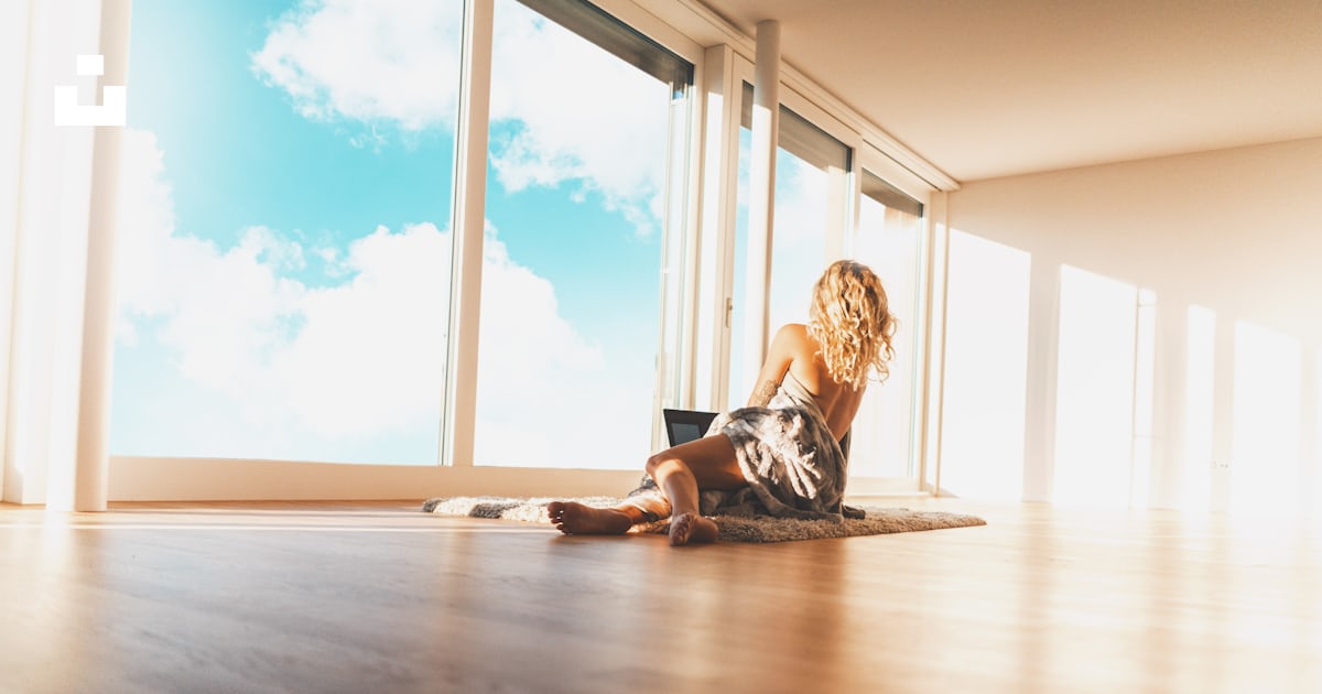 Femme Aux Seins Nus Allongée Sur Le Sol Près De La Fenêtre Photo