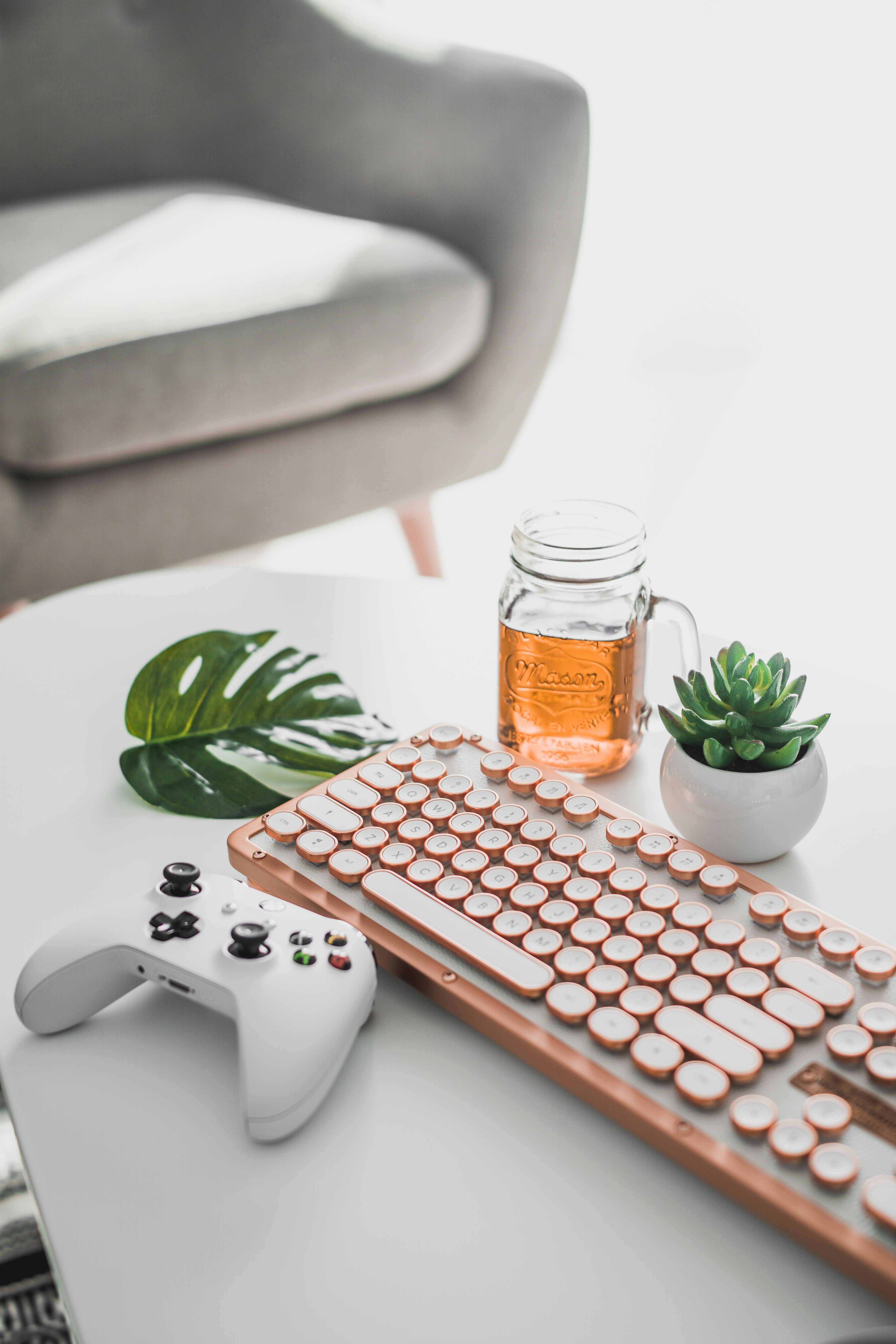 Rose-Gold Keys on a Minimal Desk: A Quiet Workspace Portrait