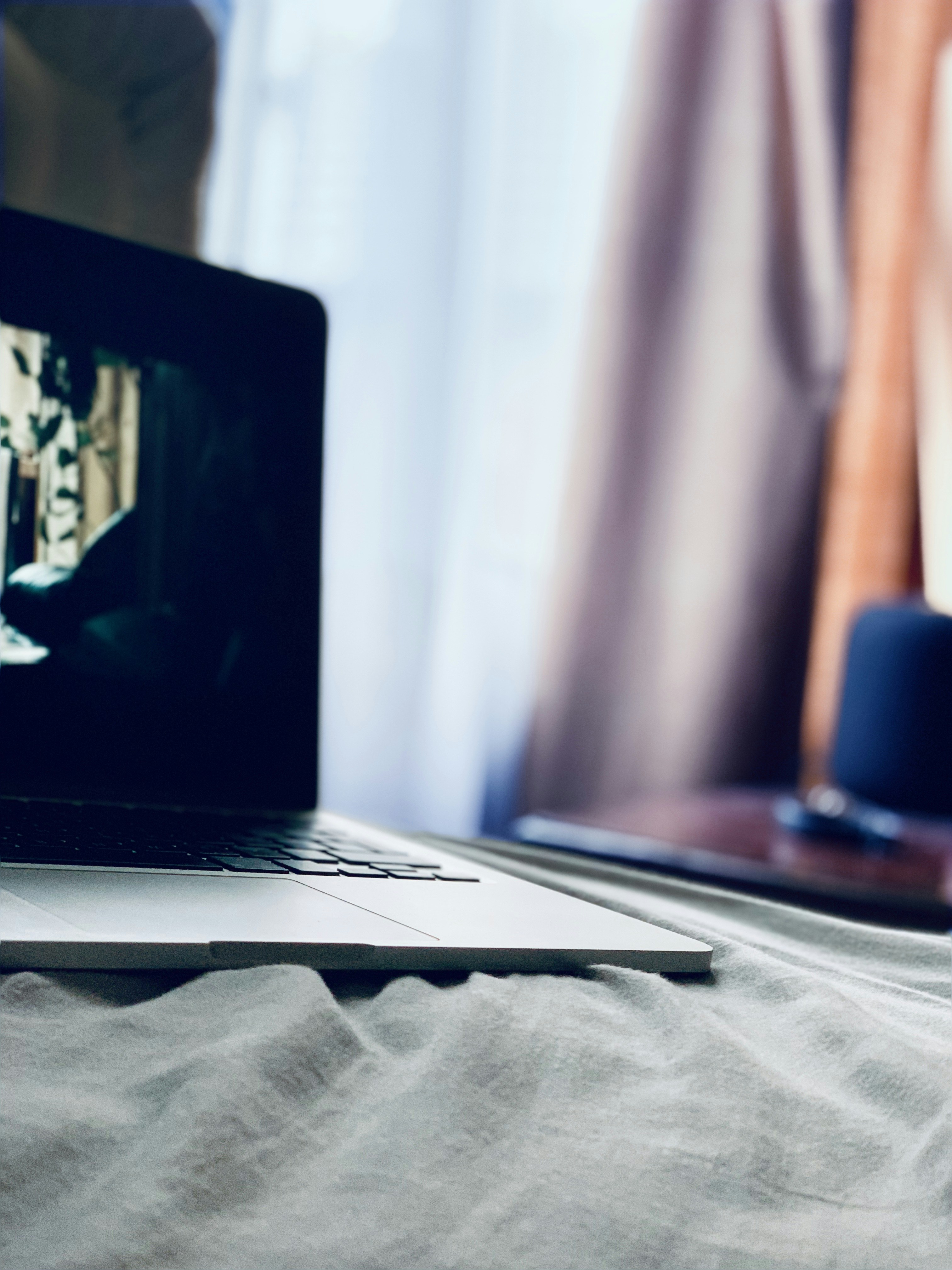 Gray laptop computer turned on photo – Free Arm Image on Unsplash