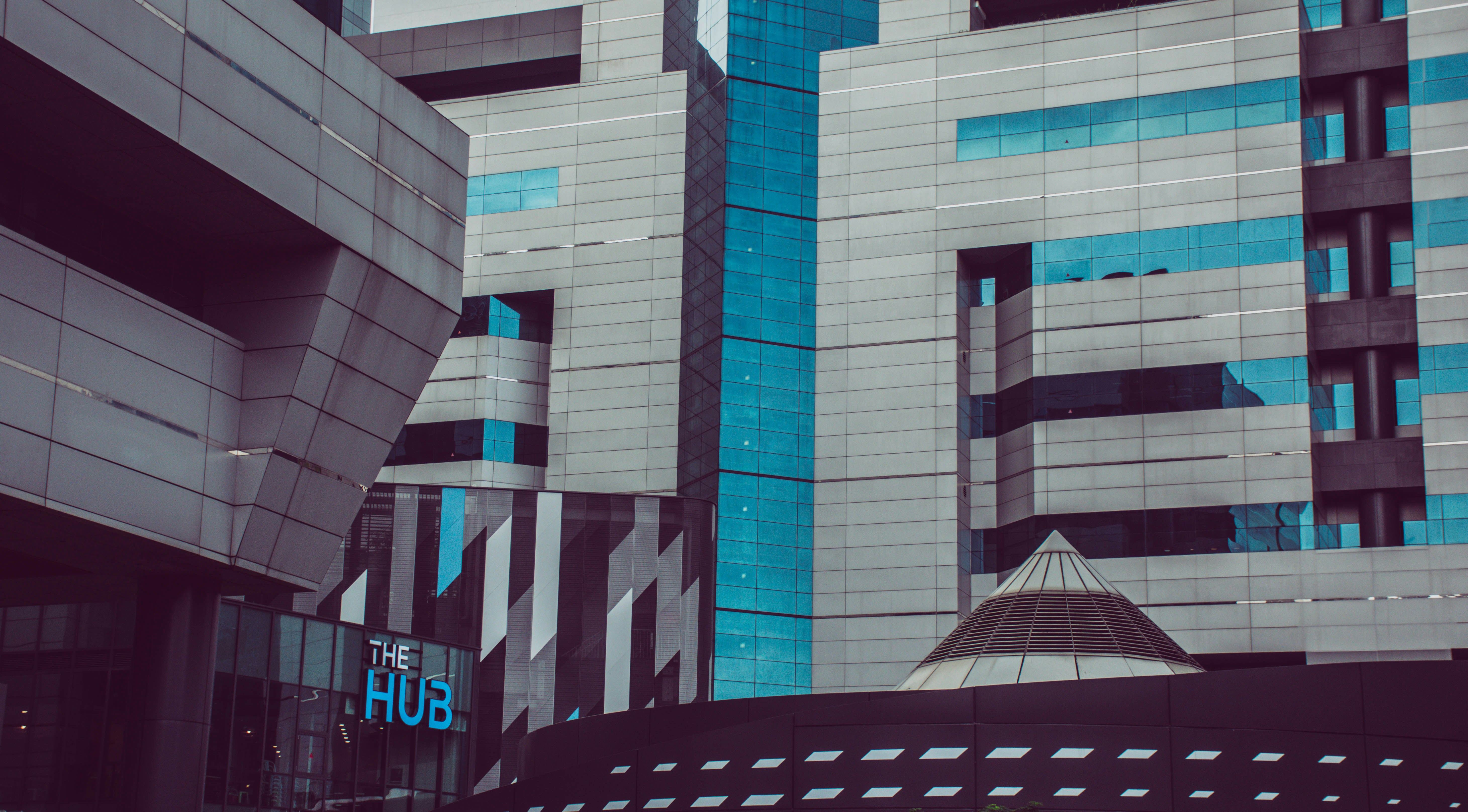 Foto Gris y azul Edificio The Hub – Imagen Singapur gratis en Unsplash
