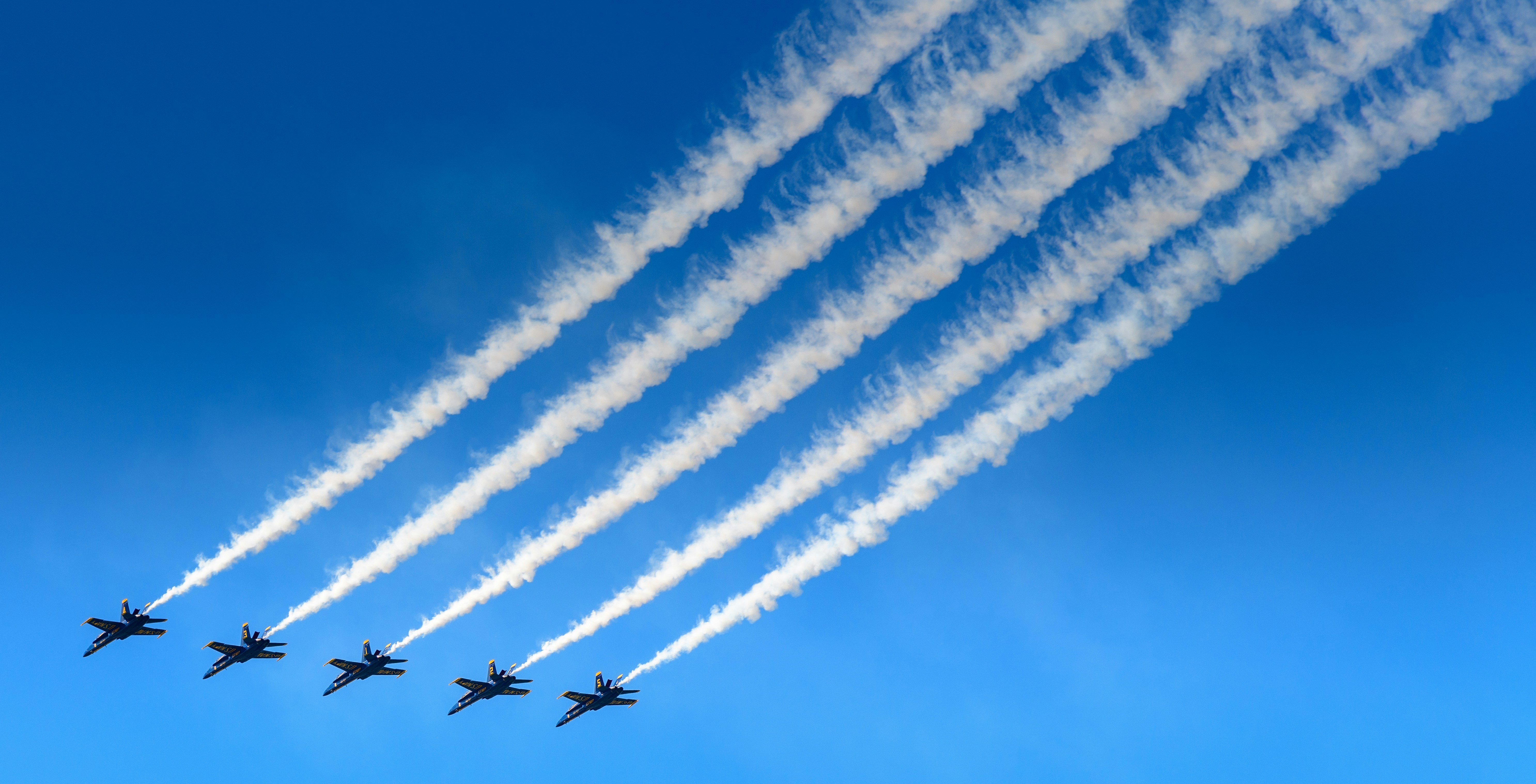 Five aircraft contrail photo – Free San francisco Image on Unsplash