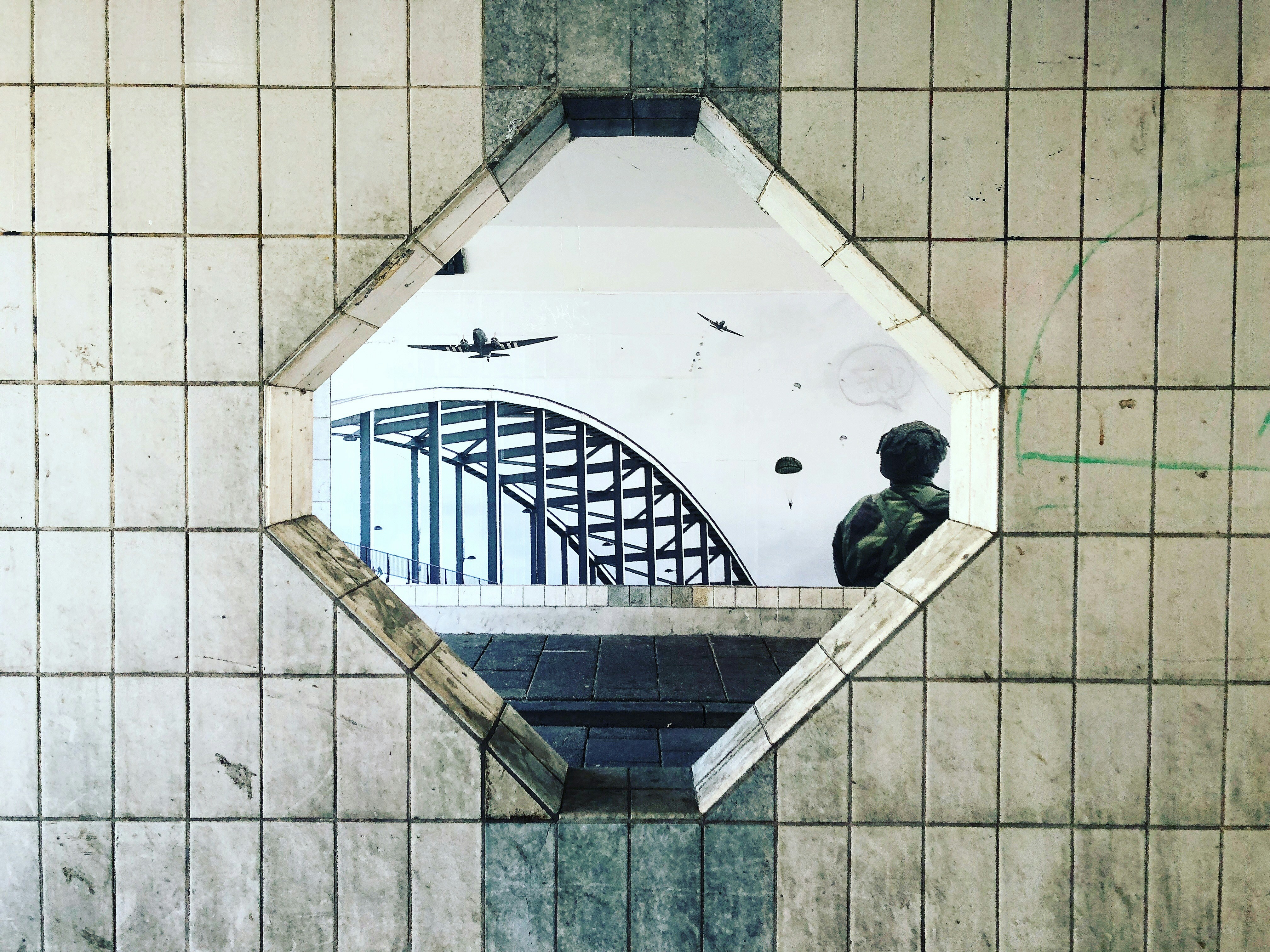 Hexagonal Viewfinder: A Passenger’s Gaze at the Airport of Frames